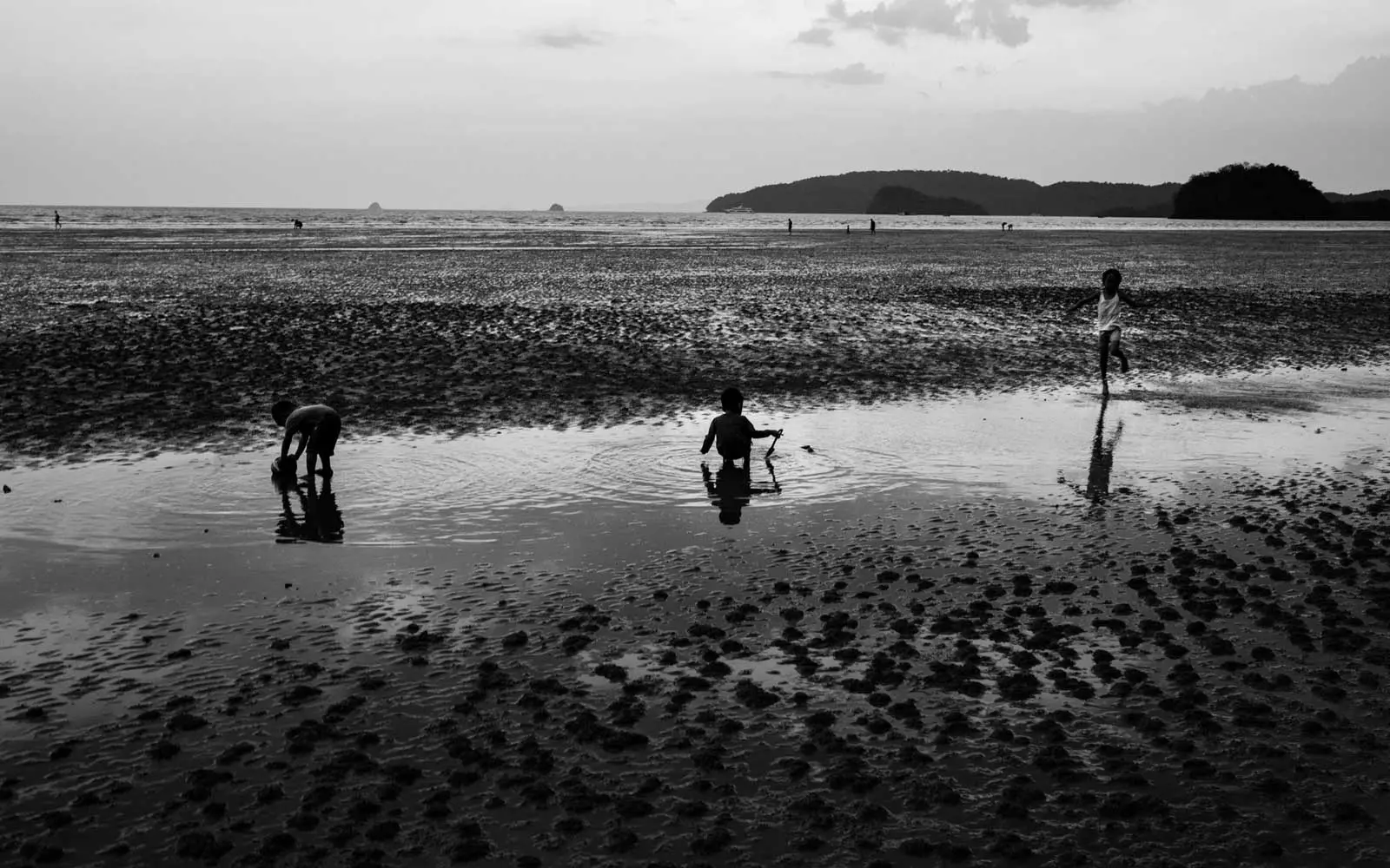 Lapset Thaimaan Ao Nang Beachillä