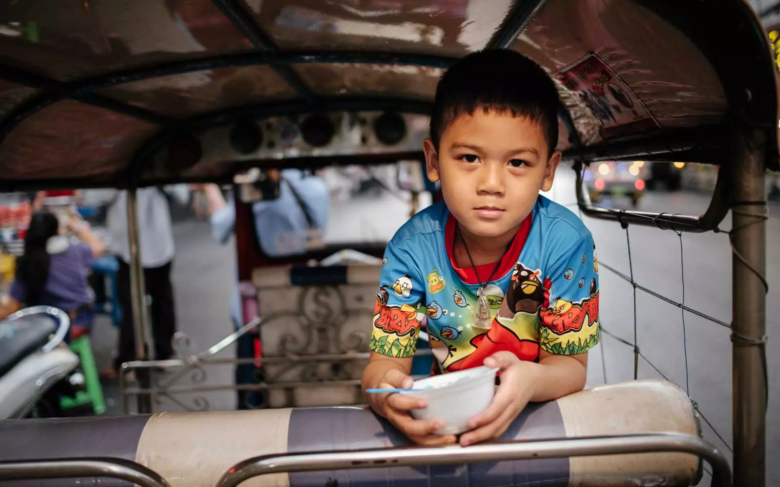 Jong op engem Tuk Tuk zu Bangkok, Thailand