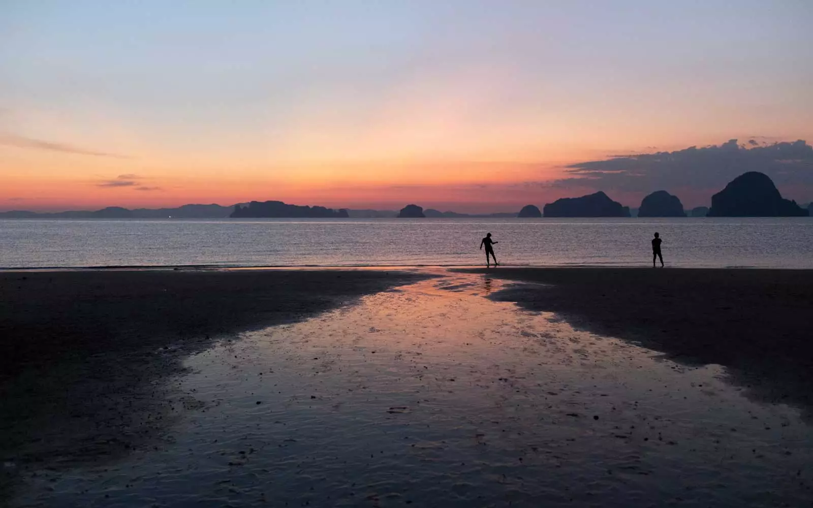 Auringonlasku Ao Nang Beachillä Thaimaassa