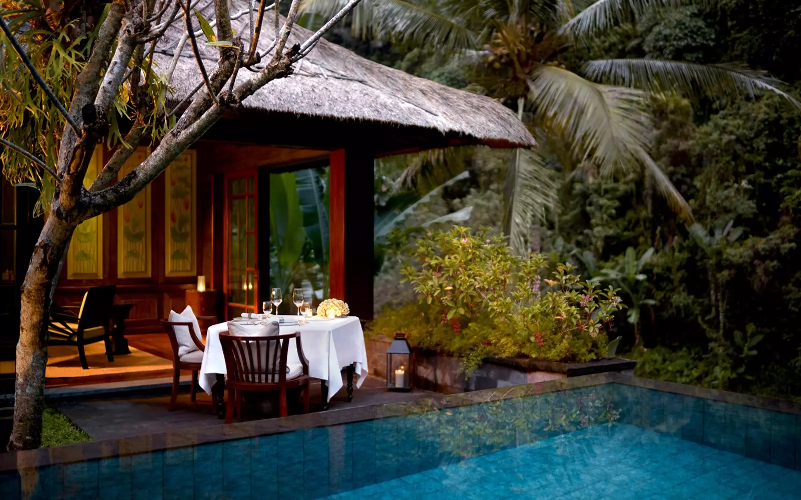 การรับประทานอาหารแบบส่วนตัวที่ Mandapa, a Ritz-Carlton Reserve, บาหลี, อินโดนีเซีย