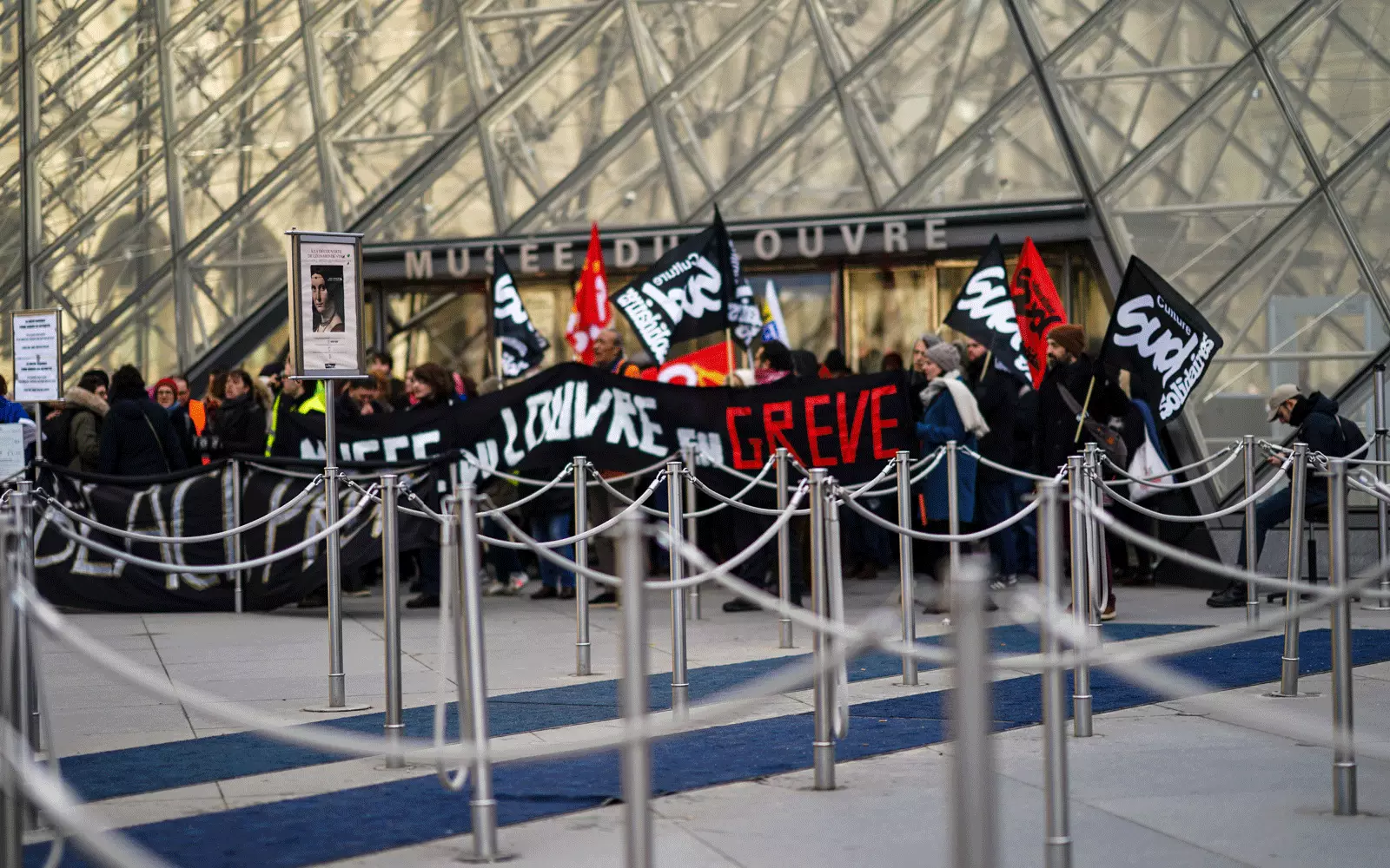 Streiciau y tu allan i'r Louvre ym Mharis