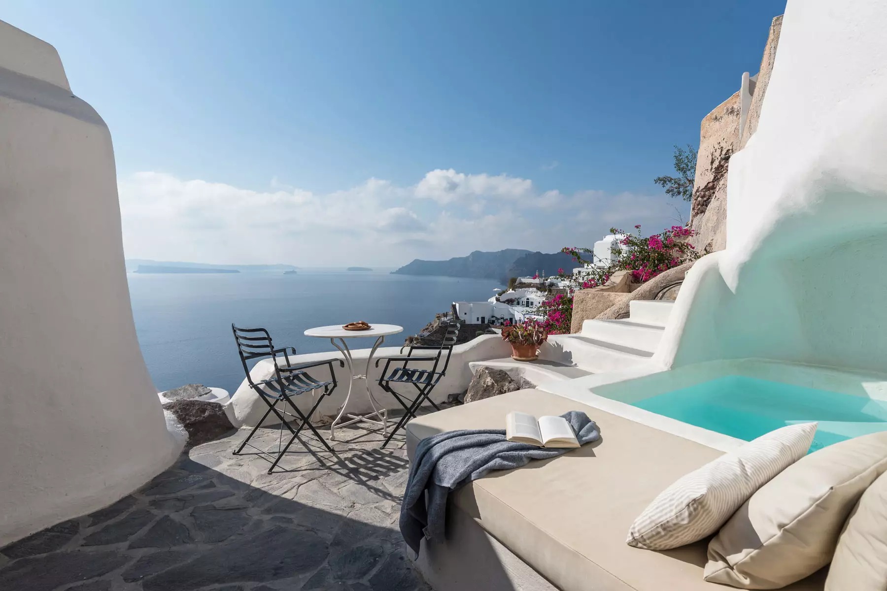 gua airbnb di Oia, Greece