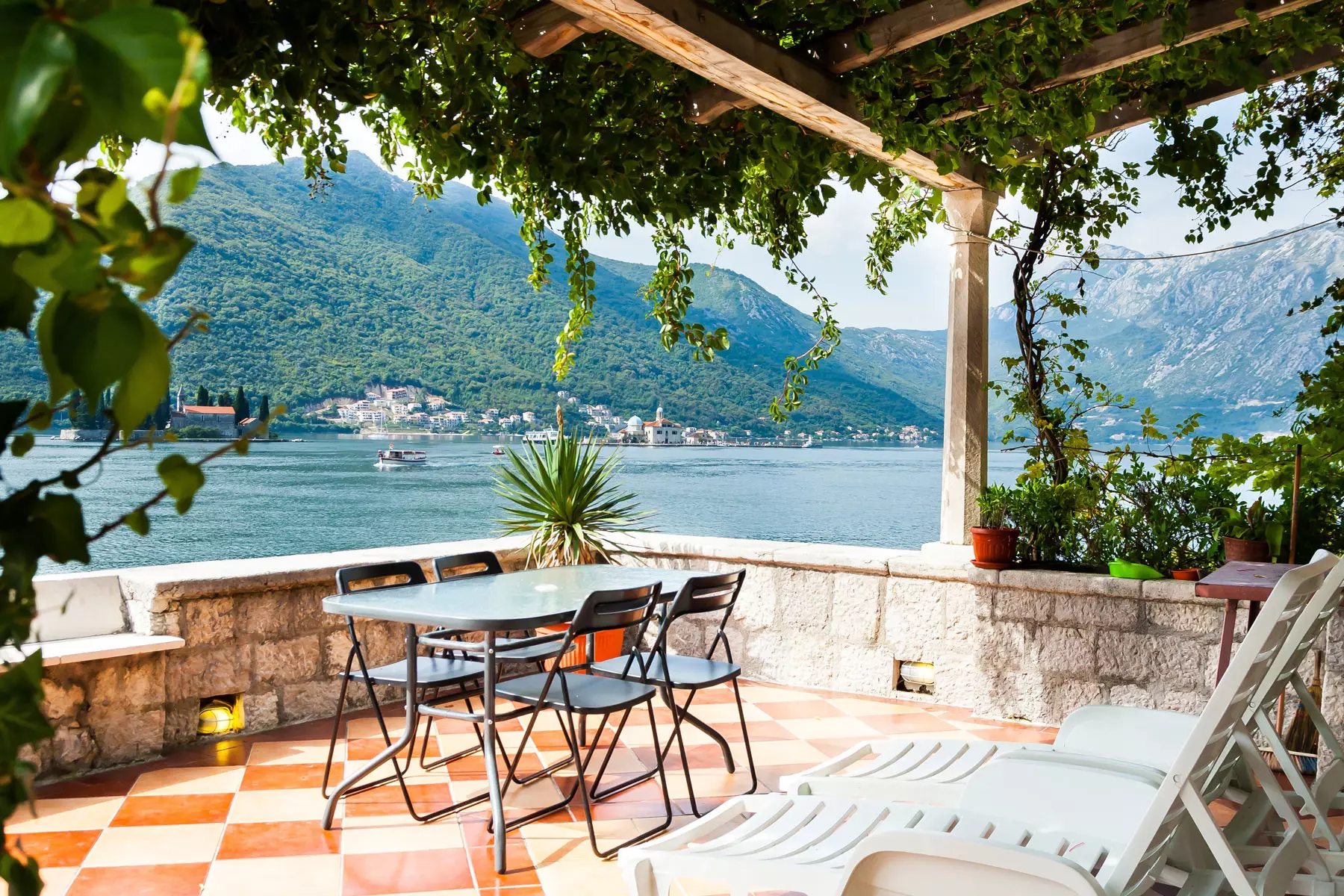 dek airbnb di Kotor. Montenegro