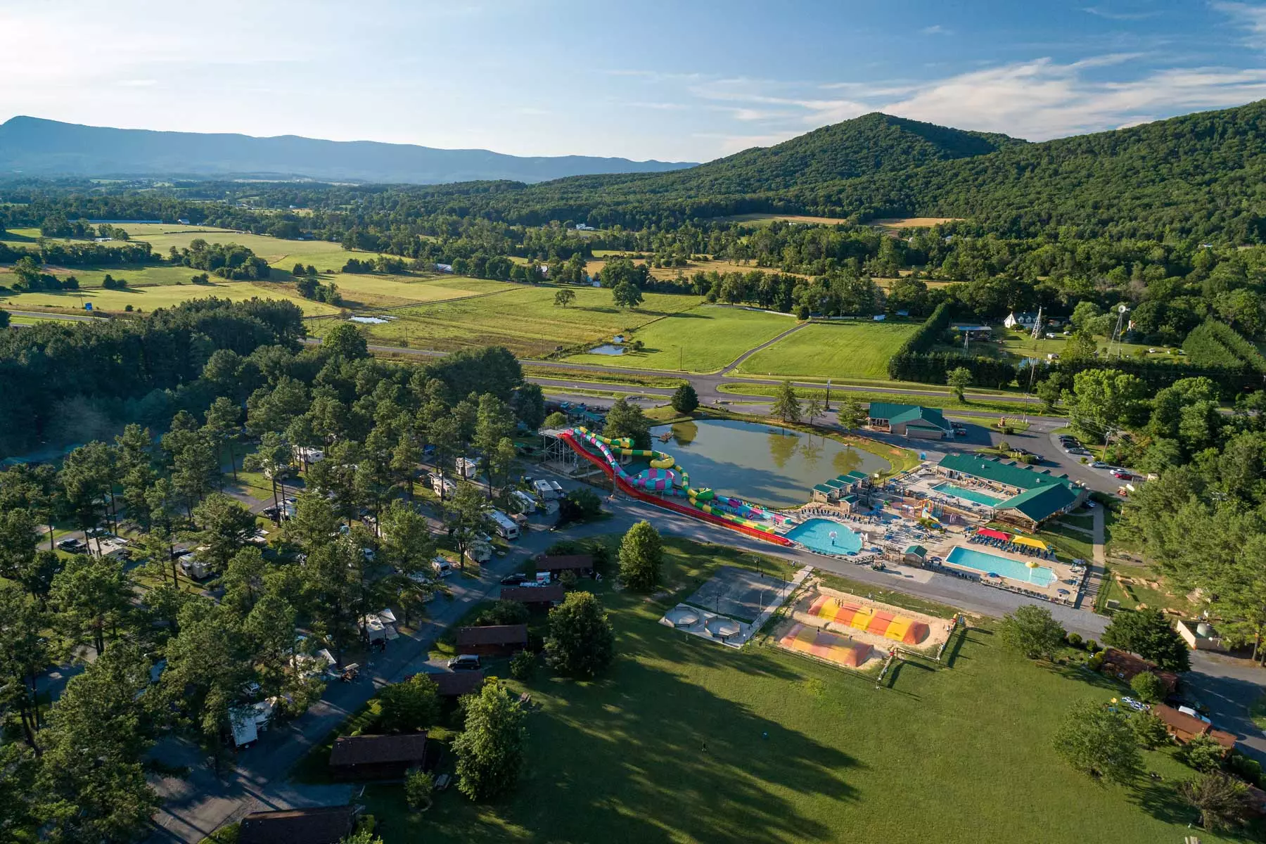 Luftaufnahme des Campingparks in Virginia mit Hügeln in der Ferne