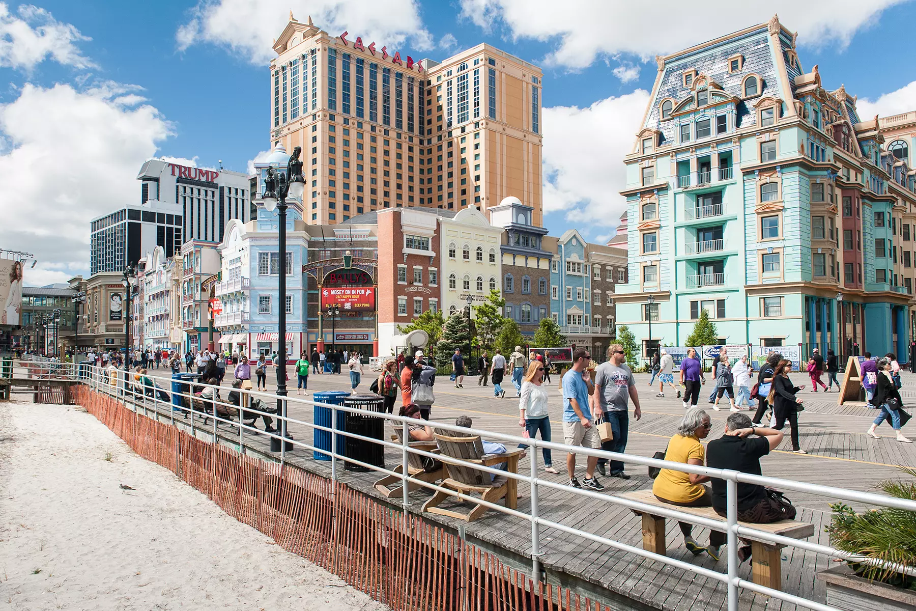 Ang mga turista naglakaw subay sa boardwalk sa Atlantic City, New Jersey.