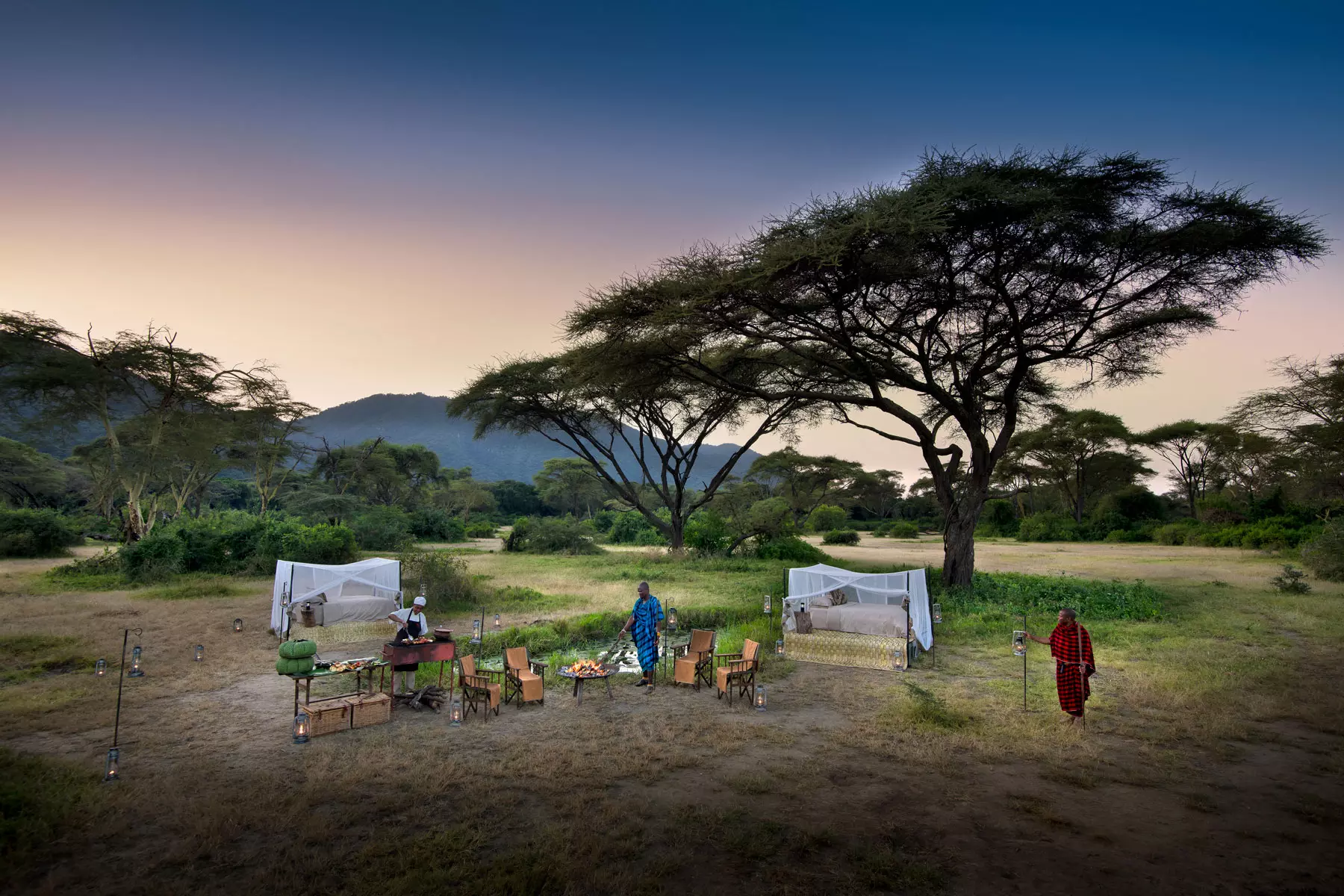 Kamp na jezeru Manyara u Tanzaniji s vanjskim krevetima za promatranje zvijezda i postavljanjem objedovanja