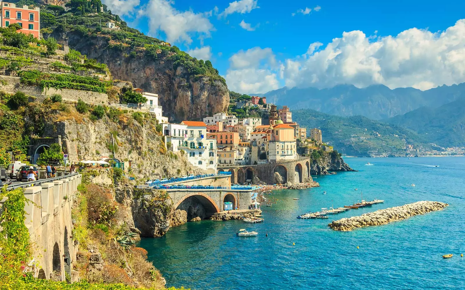 Pemandangan panorama Amalfi dan pelabuhan, Italia, Eropa