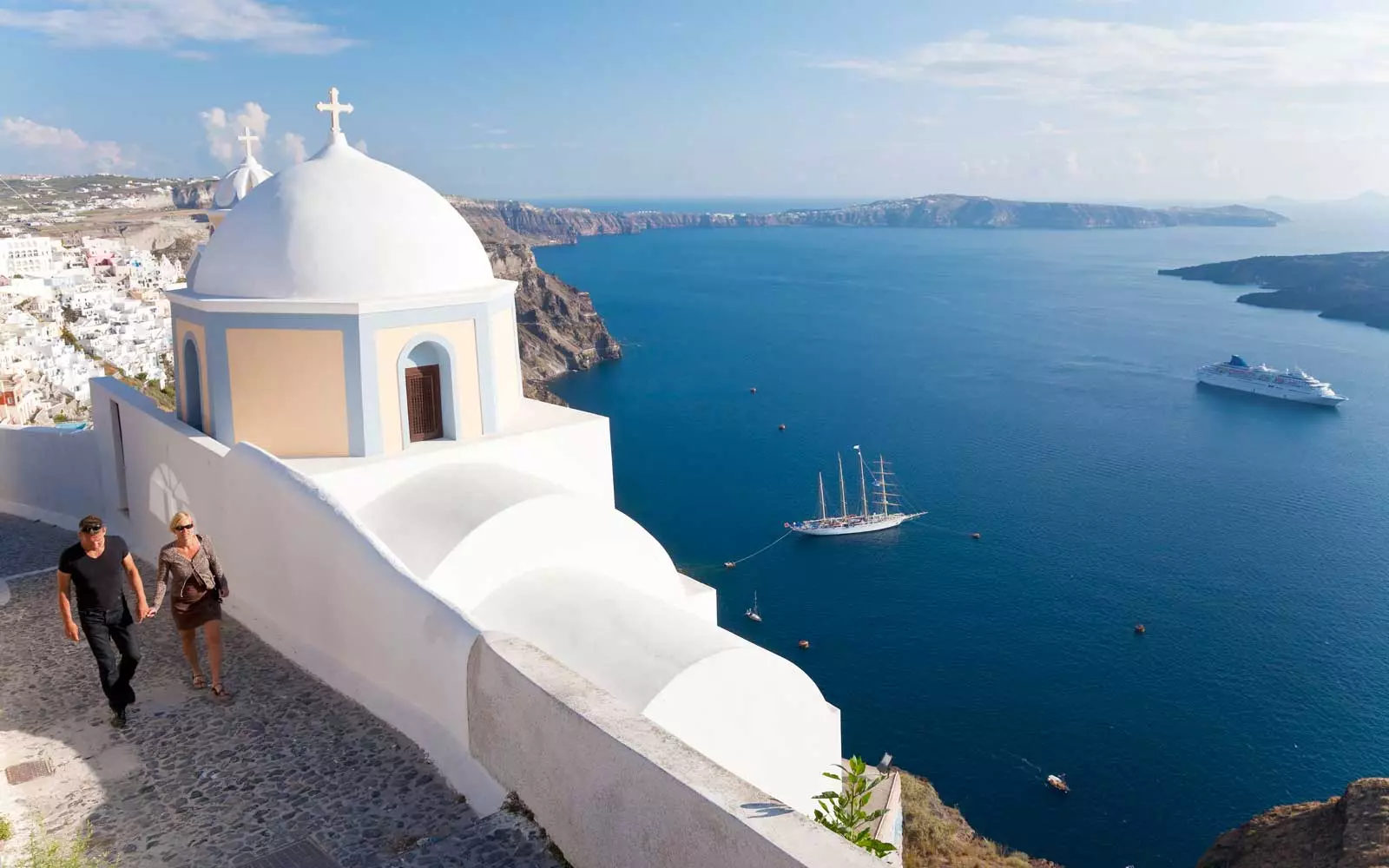 Kirke og krydstogtskib, Fira, Santorini, Grækenland