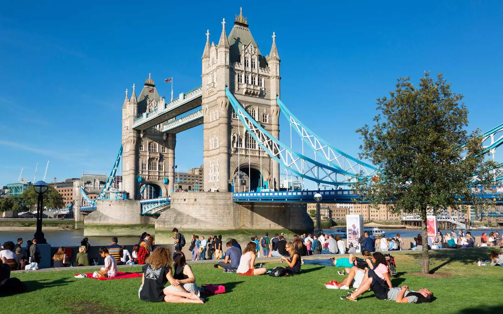 London, orang-orang bersantai di sepanjang sungai Thames