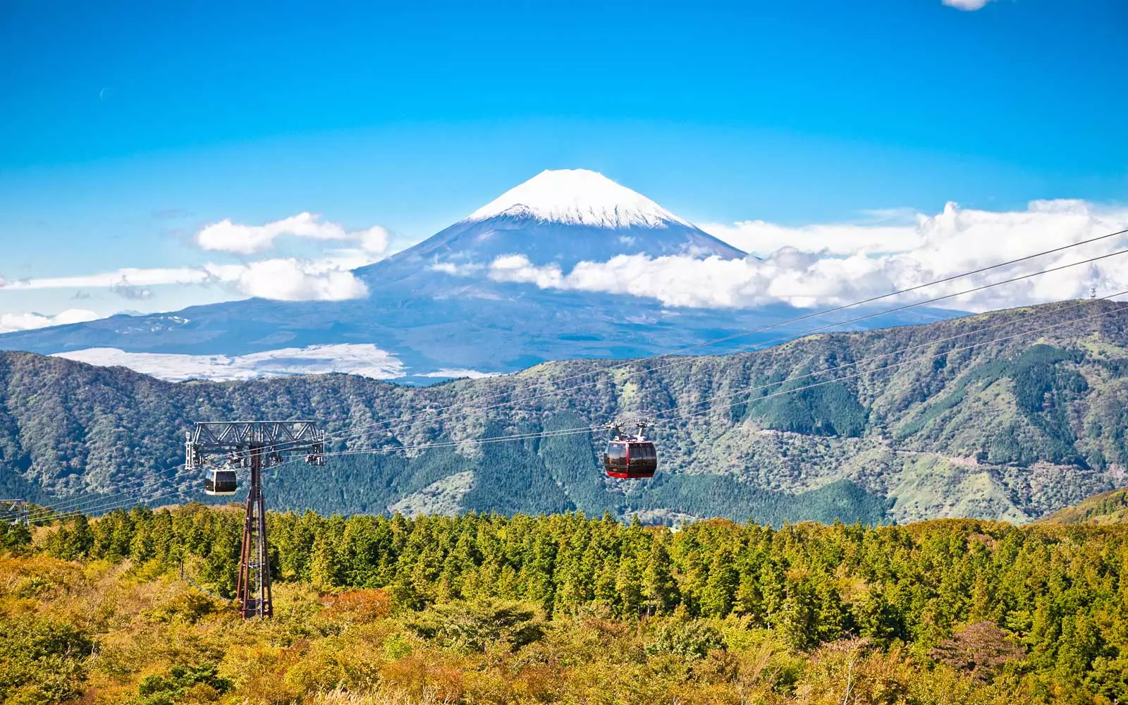 Kereta gantung di Hakone, Jepang dengan pemandangan gunung Fuji