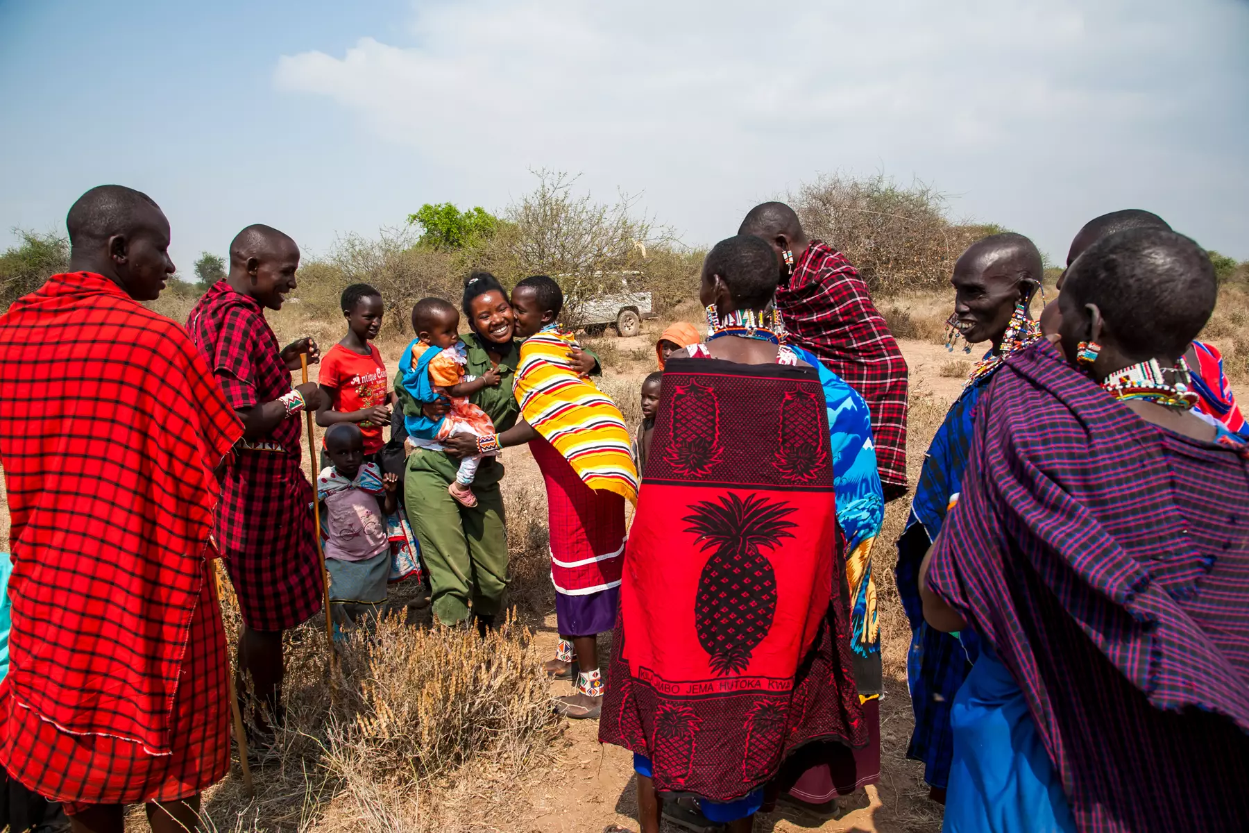 Purity Amleset Lakara ti gba mọra nipasẹ ana rẹ Nesira Sayioki bi awọn ẹbi ati awọn ọrẹ miiran ti n wo.