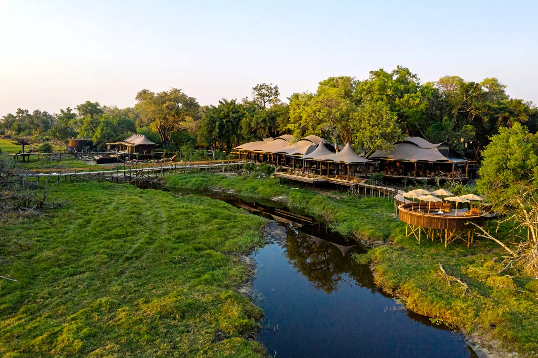 Buitenkant van Xigera, een luxe lodge in Botswana