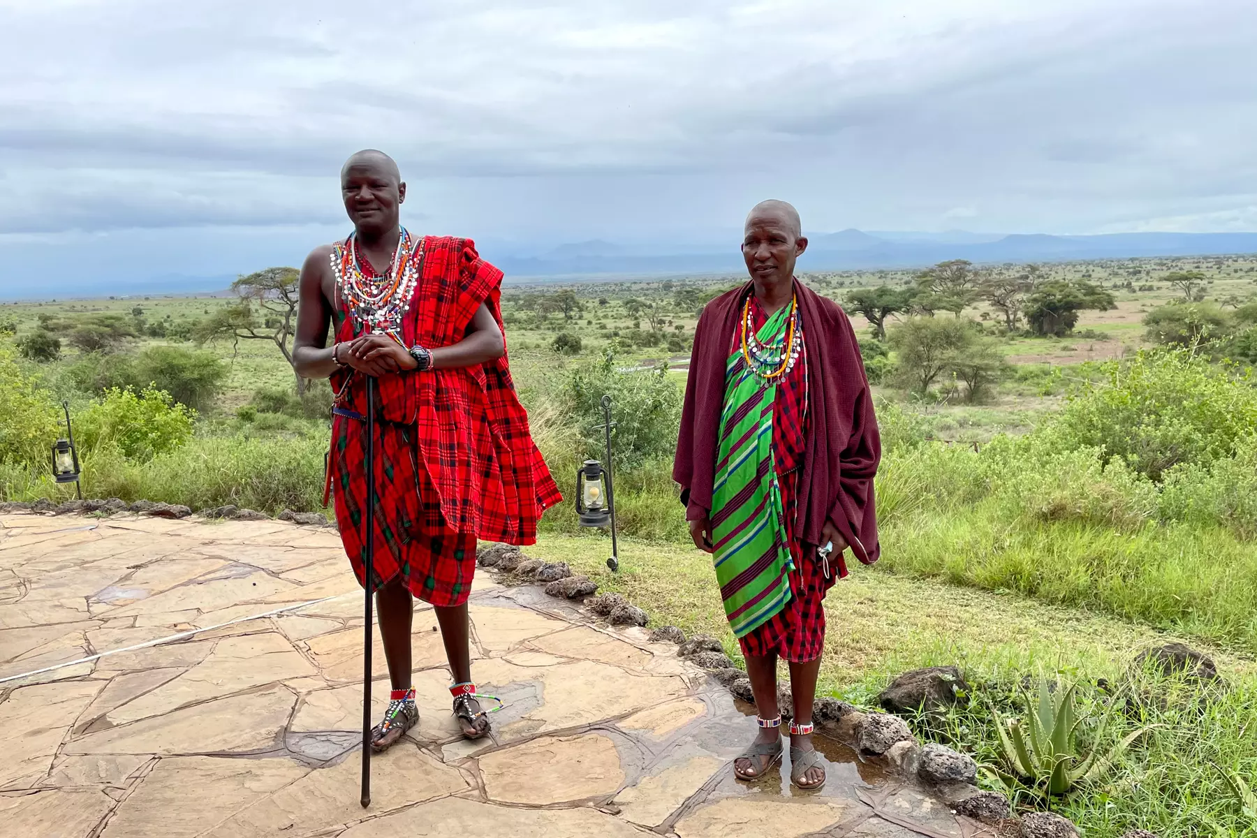 Meoli, filho do chefe Maasai, e um ancião Maasai Phillip no Acampamento Elewana Tortilis.