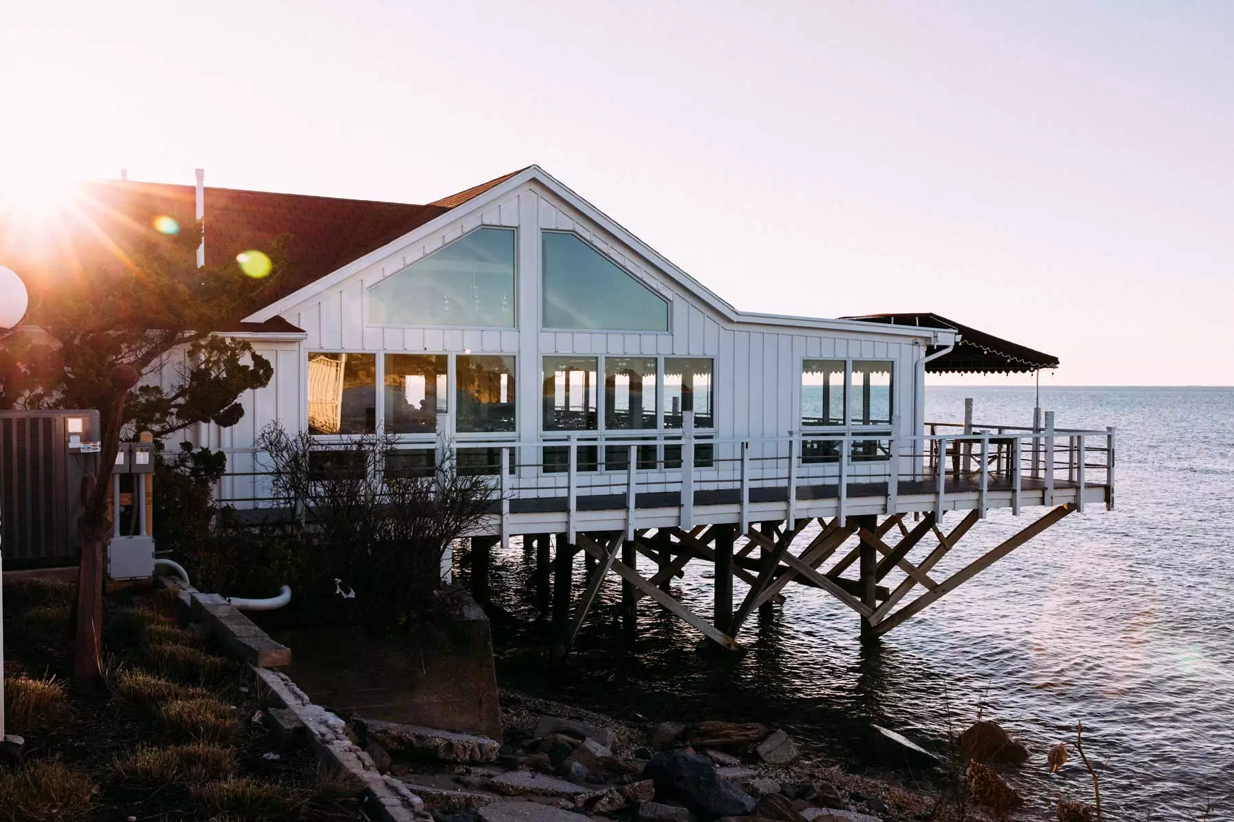 Eksteriør av hovedbygningen på Sound View-hotellet i Greenport, NY