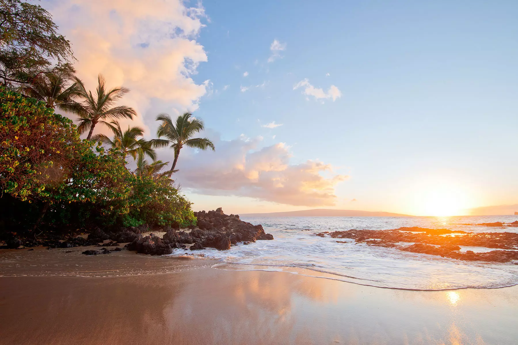 matahari terbenam pantai hawaii di wailea