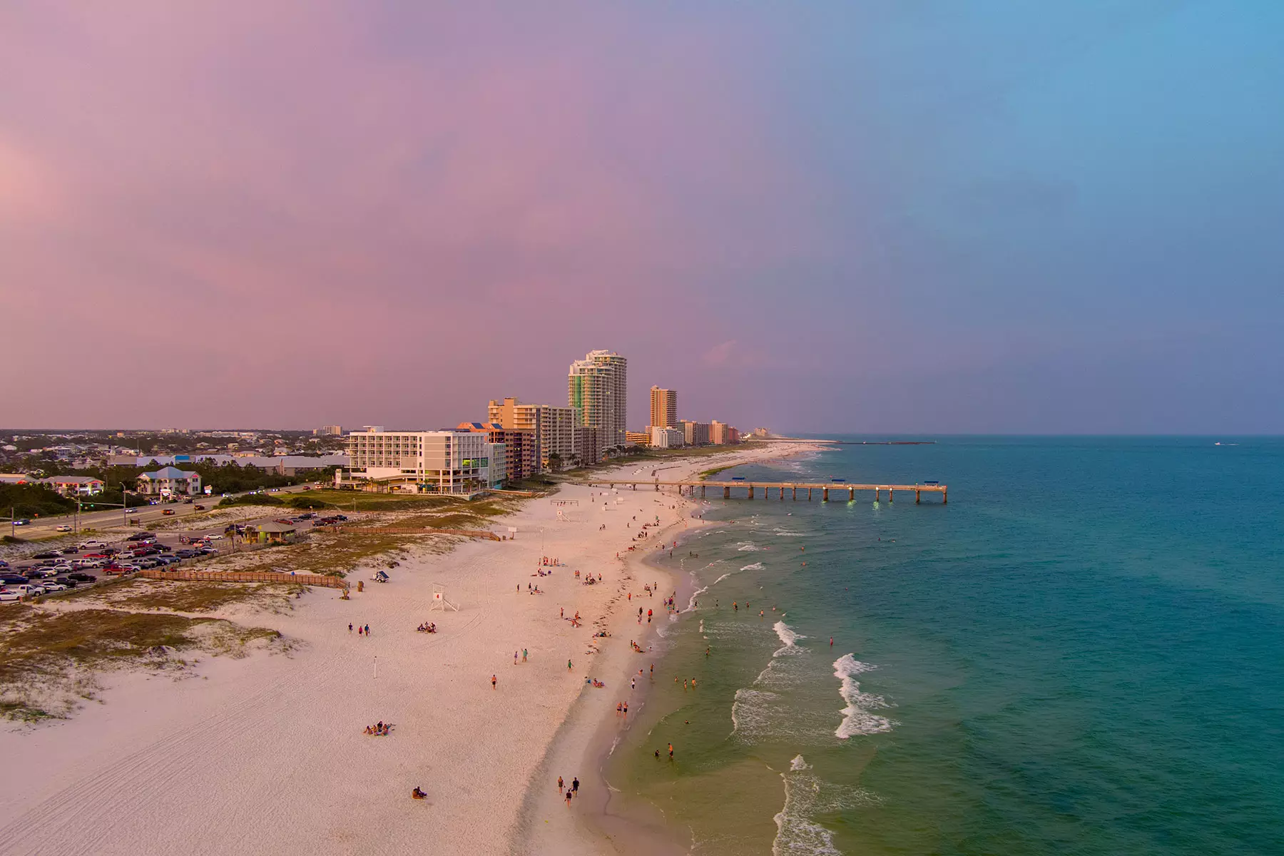 Aerial saib ntawm Orange Beach, Alabama thaum hnub poob