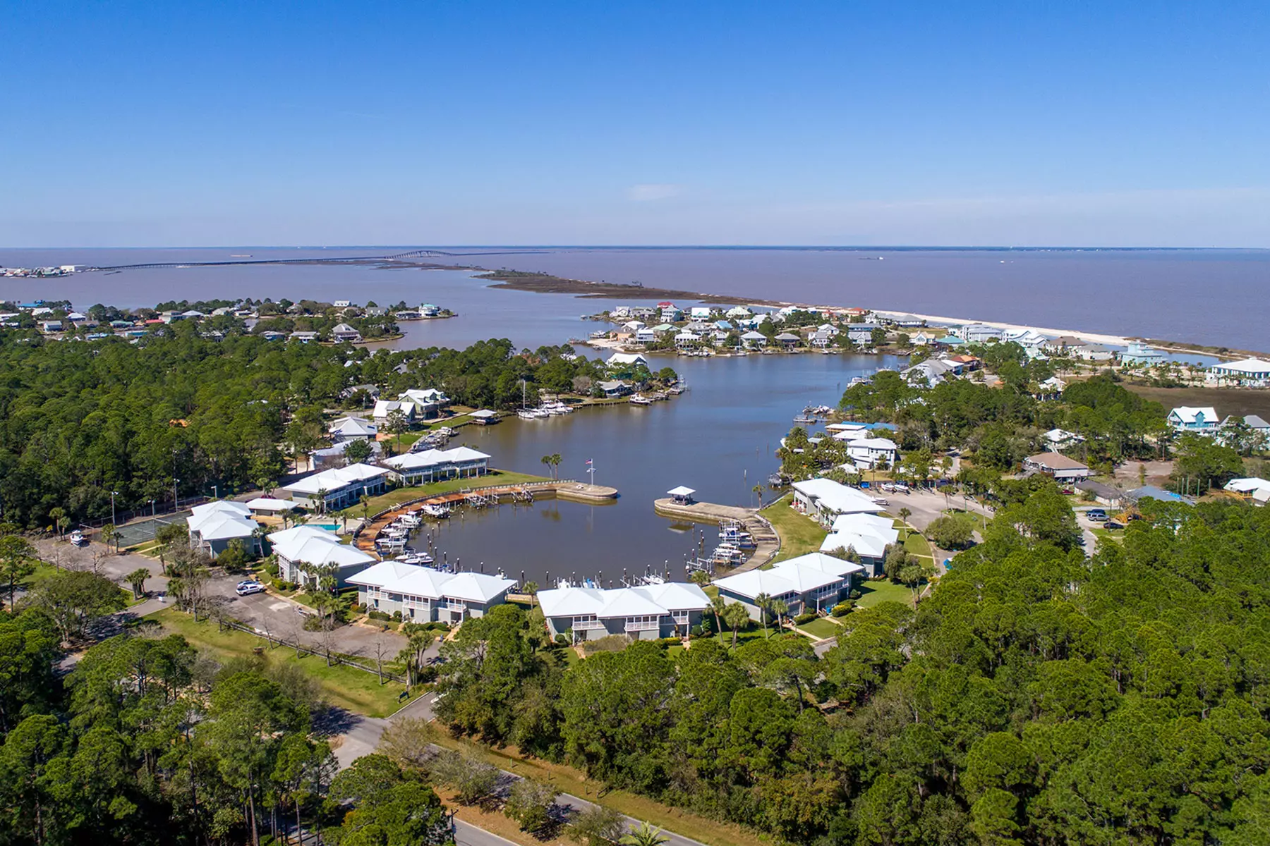 Pemandangan dari udara pelabuhan, Fort Gaines dan tempat perlindungan burung di Pulau Dauphin, Alabama