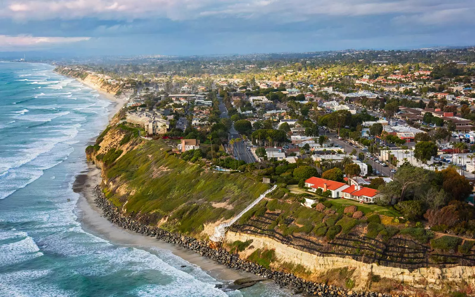 Strandborgin Encinitas í norðurhluta San Diego sýslu sem staðsett er á klettunum meðfram Kyrrahafinu um það bil 30 mílur norður af miðbæ San Diego.