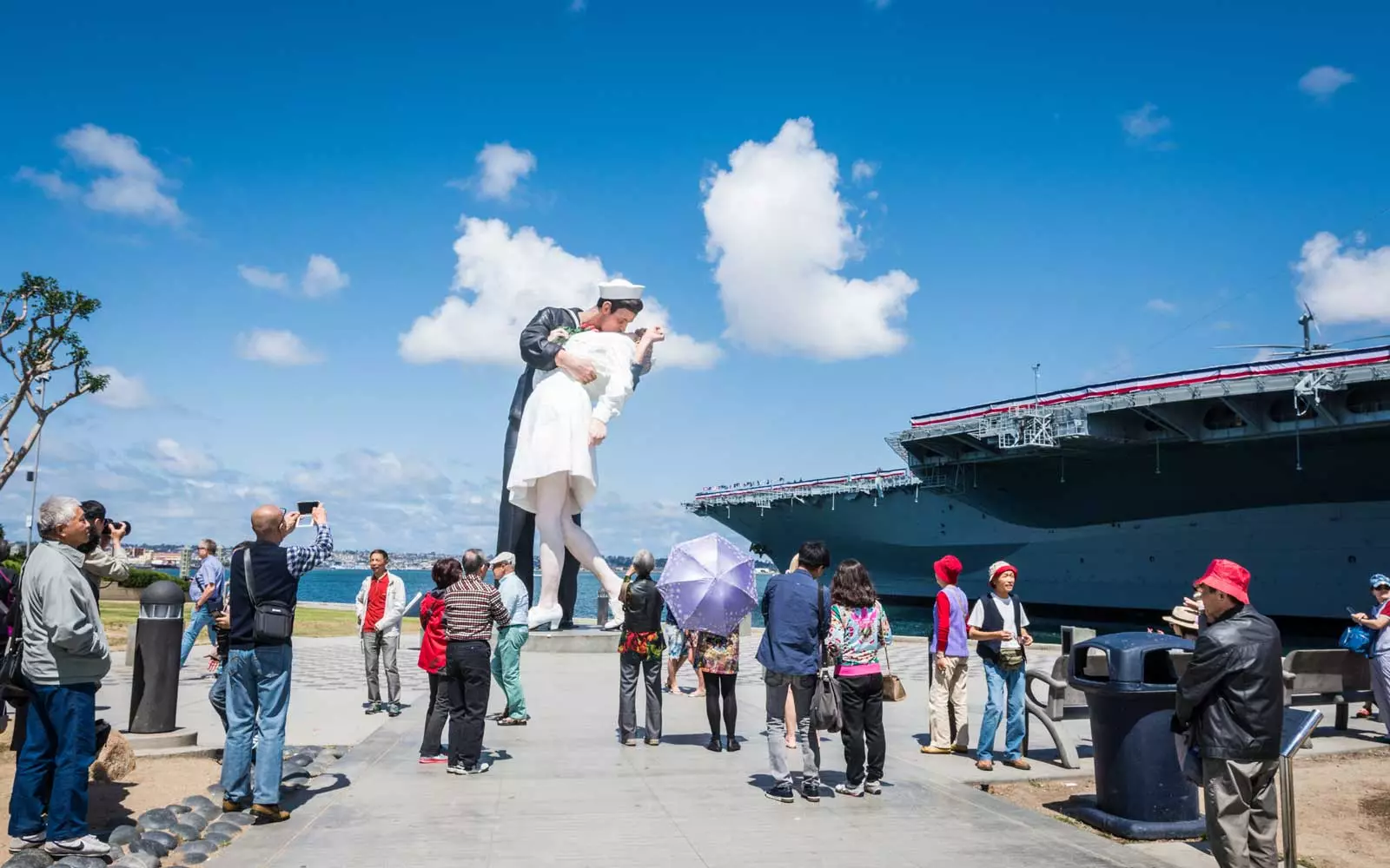 The Unconditional Surrender Statue (Sjómaður sjóher kyssir hjúkrunarfræðing) búin til af listamanninum J. Seward Johnson, þar sem ferðamenn safnast saman til að taka myndir