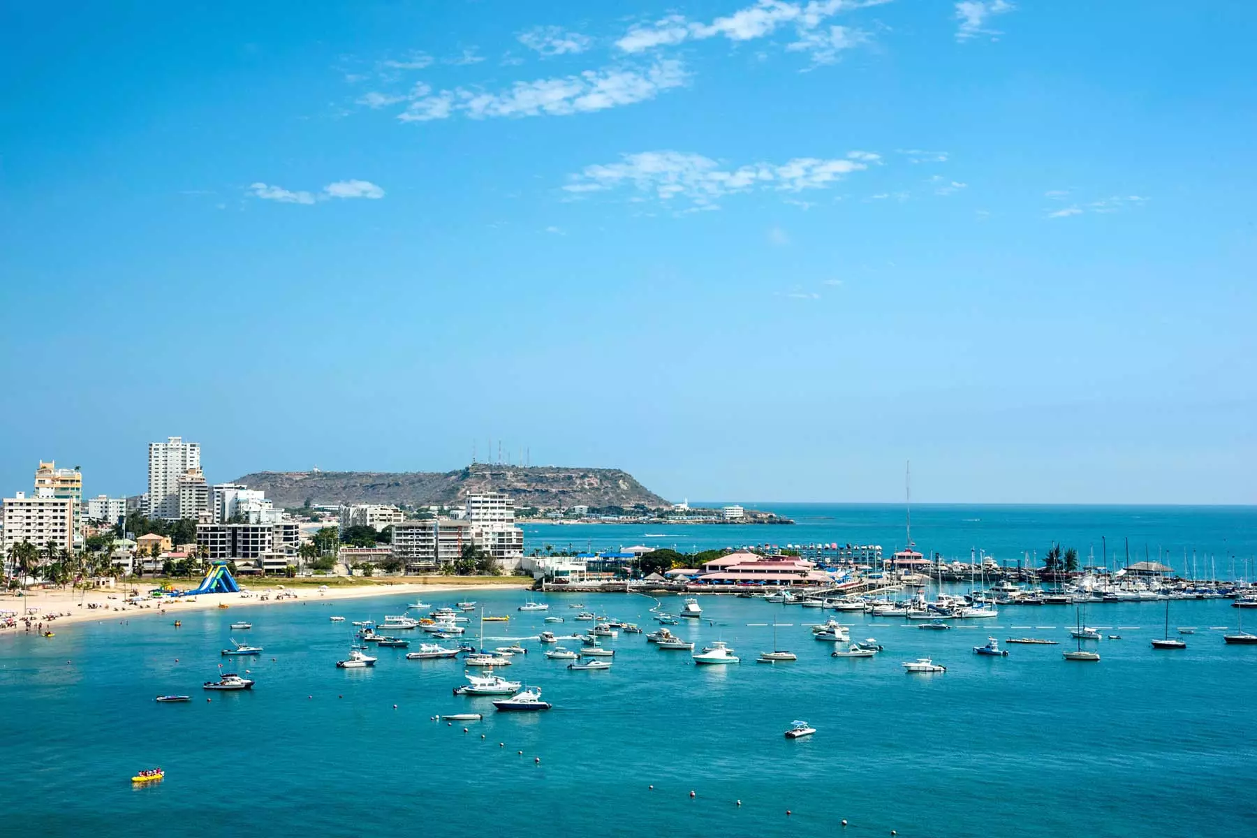 Plaža Salinas sa stambenim zgradama i jaht klubom u Ekvadoru, obala Pacifika