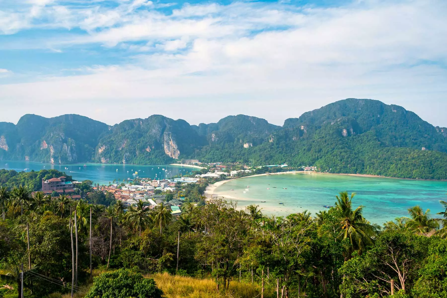 Moarnssicht fan Phi-Phi eilân, Krabi Provinsje, Tailân. Eftergrûn foar reisfakânsje - Tropysk eilân mei resorts