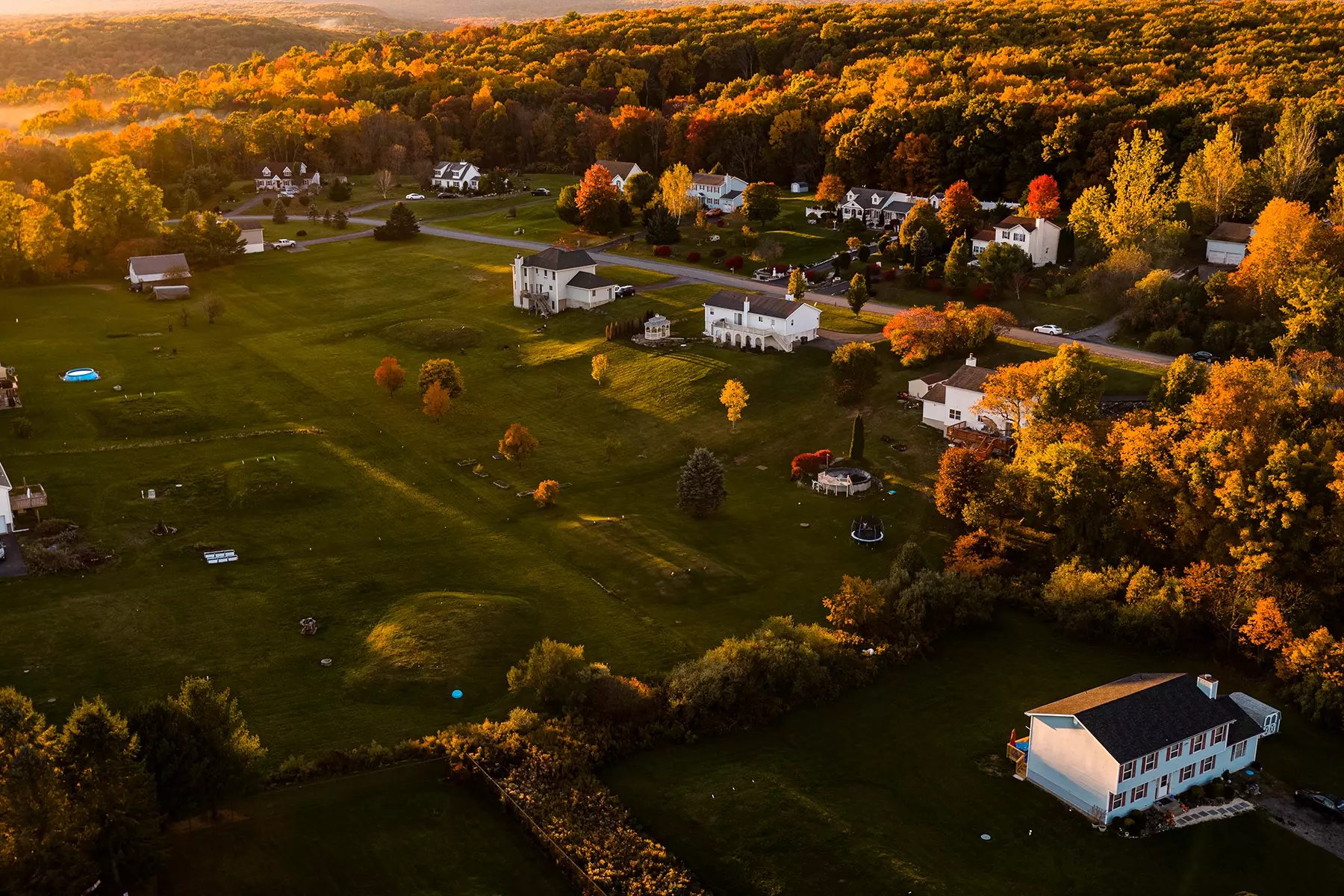 Faɗuwar rana a cikin tsaunin Appalachian a kan ƙaramin garin Jackson Township, Stroudsburg, Pennsylvania, yankin Poconos.