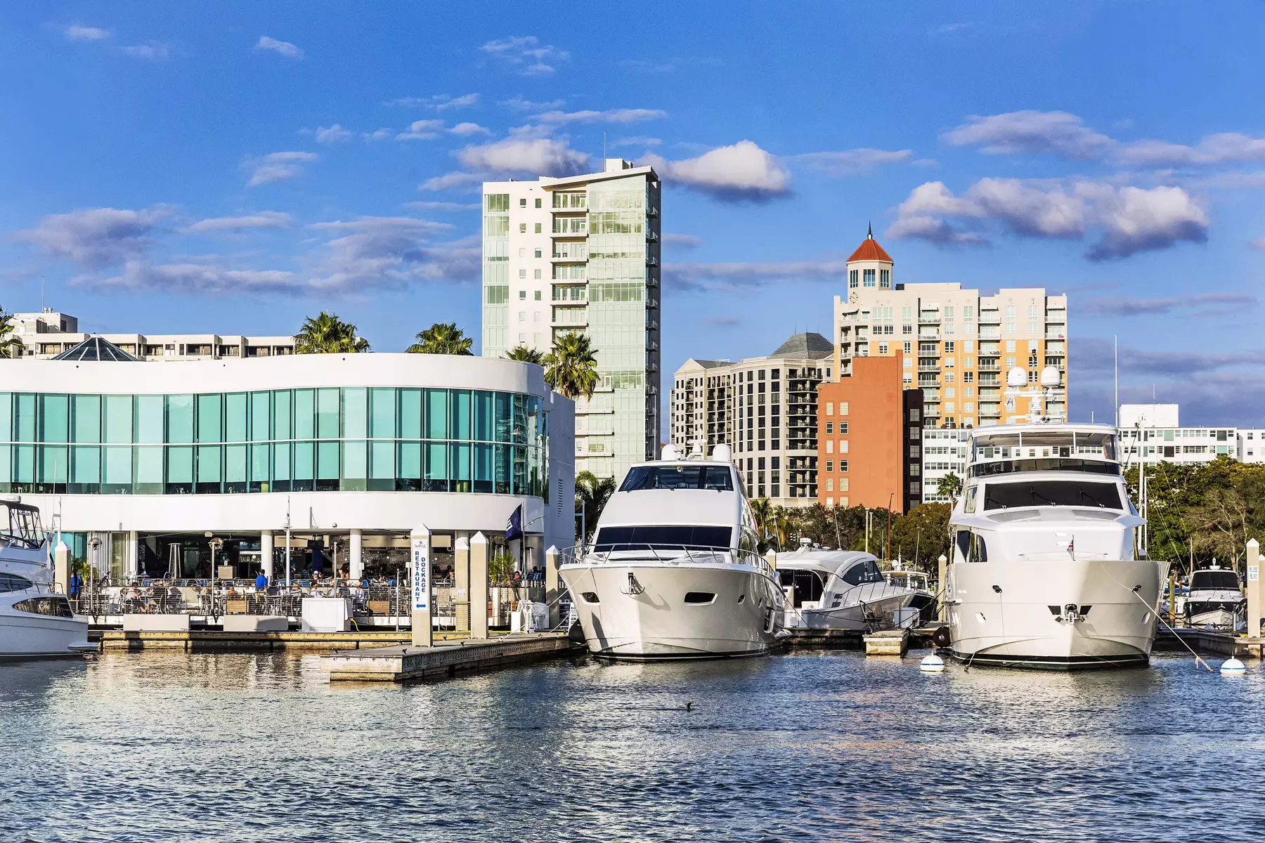 Marina Jack-restaurant en jachten met stadshorizon in Sarasota, Florida