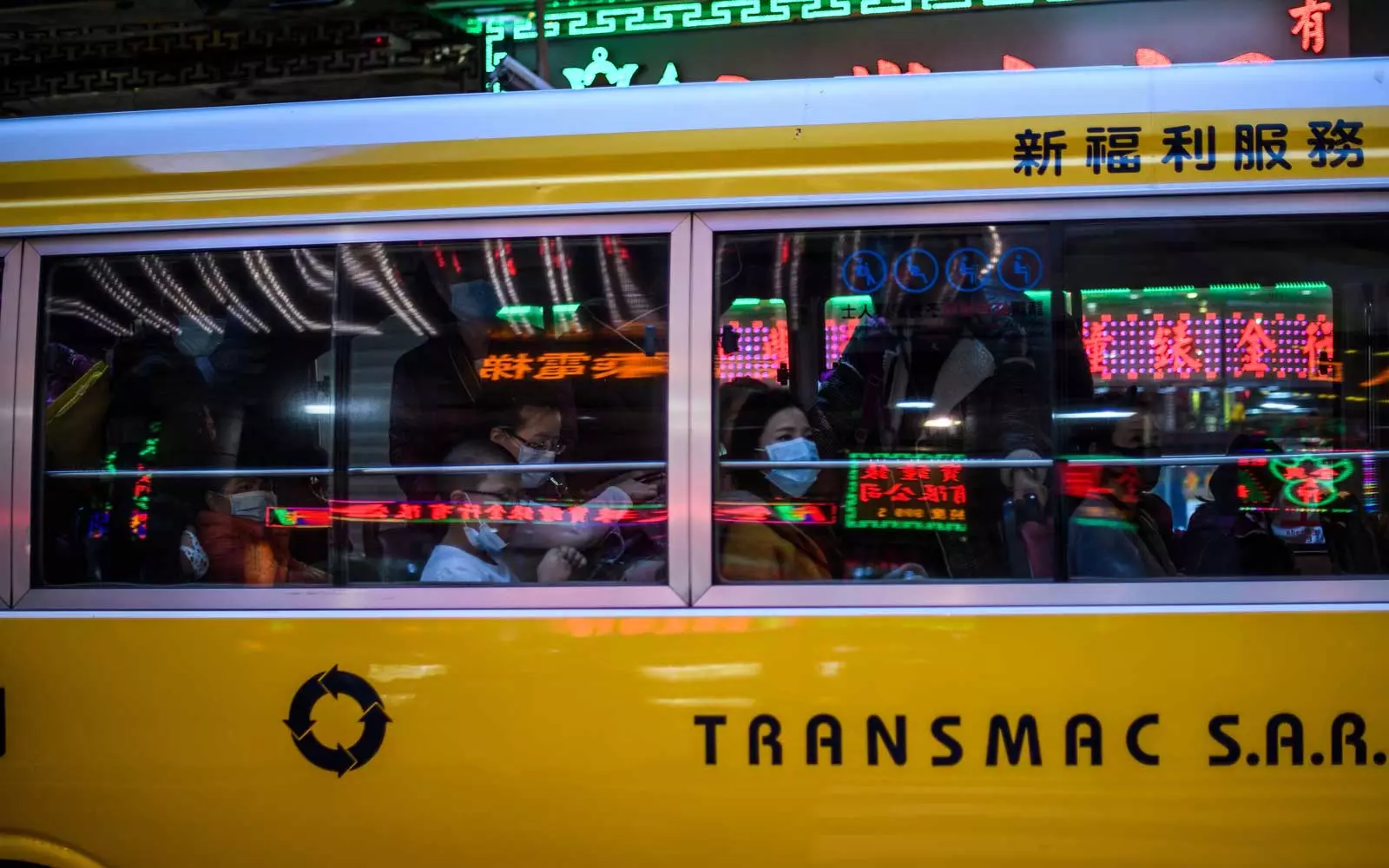 Cestujúci v autobuse v Macau 22. januára 2020 nosia masky na tvár, po tom, čo bývalá portugalská kolónia ohlásila prvý prípad nového vírusu podobného SARS, ktorý pochádza z Wuhanu v Číne.