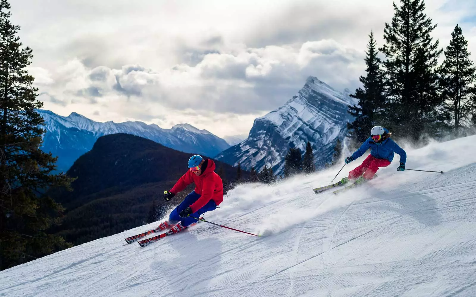 Casal esquiando no Monte Norquay, Alberta, Canadá