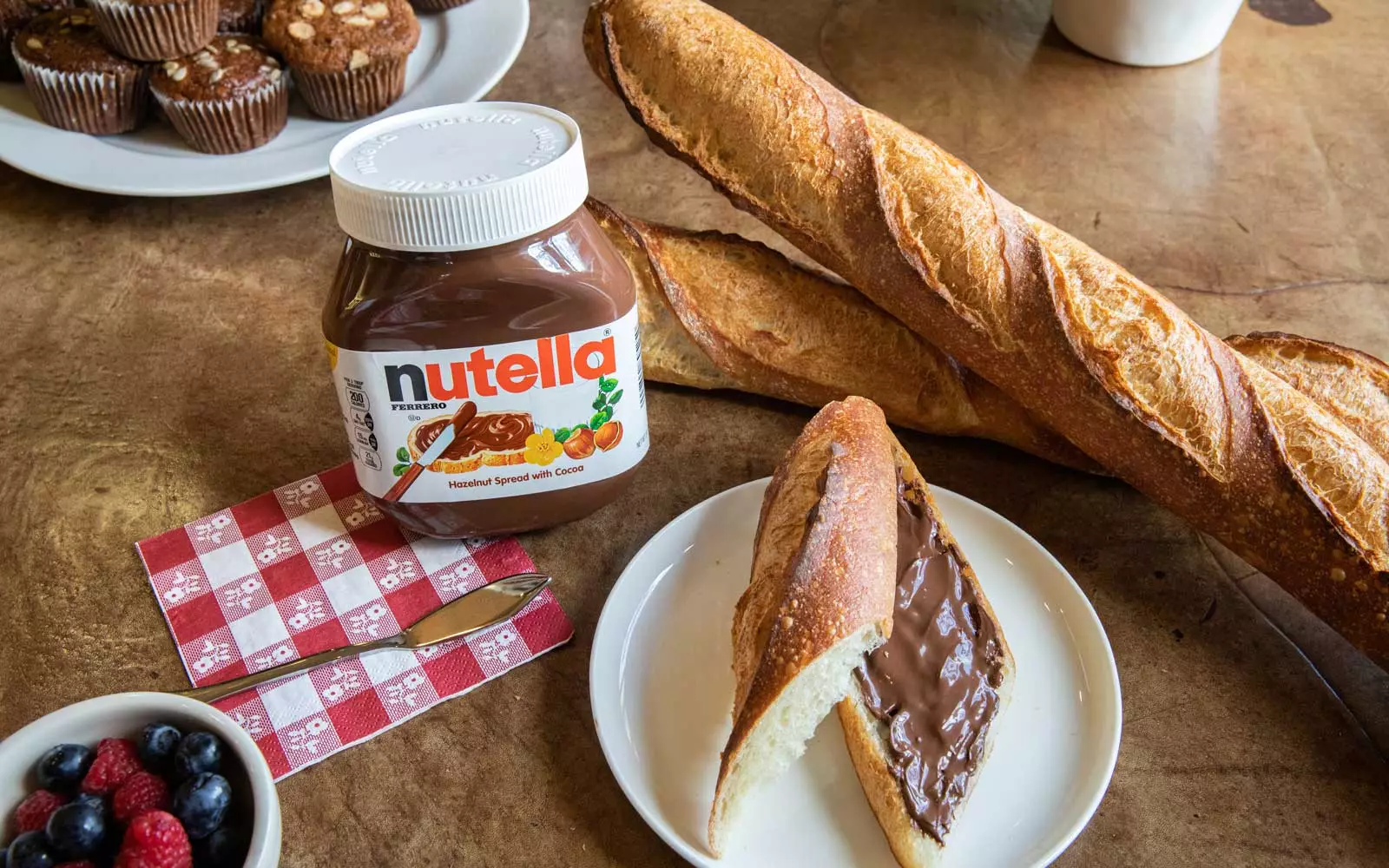 Usa ka pagkaylap sa Nutella sa usa ka baguette