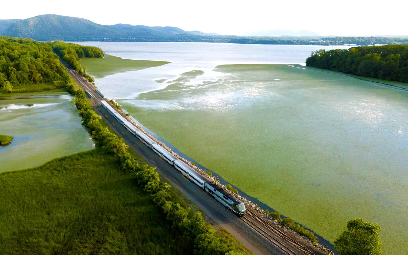 Treni i pasagjerëve që udhëton në lumin Hudson