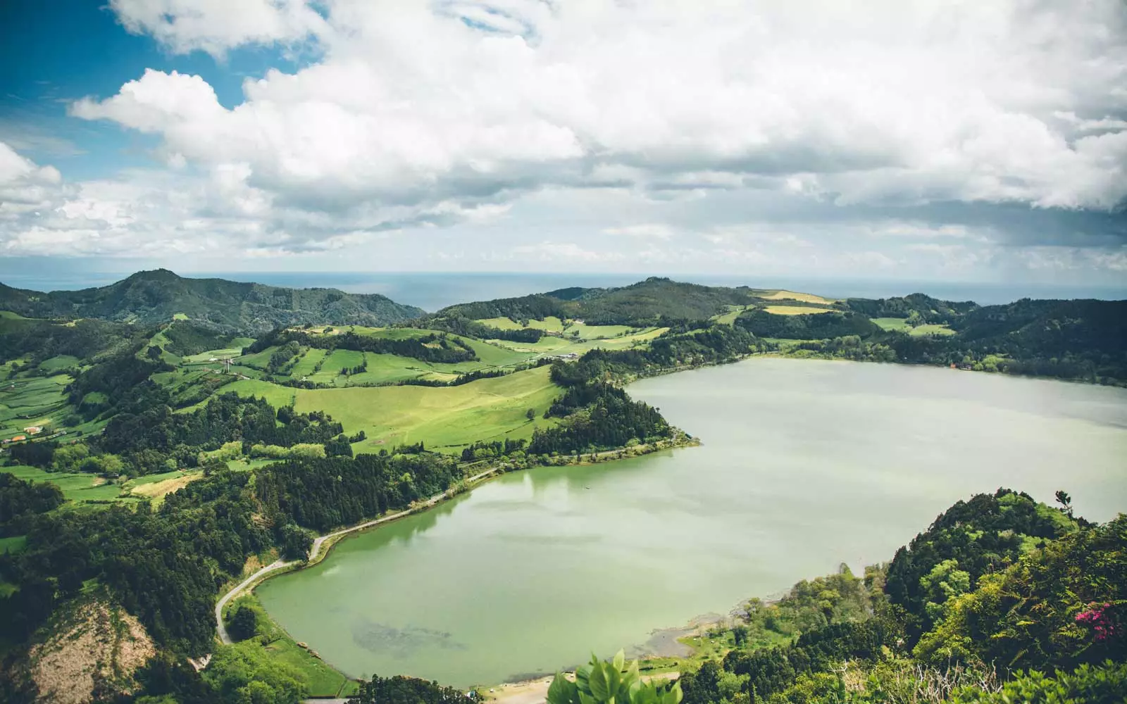 Lago en Acoroj