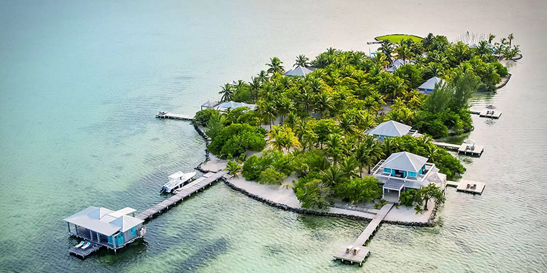 Ang Pribadong Isla na ito ay May 7 Nakagagandang Villa — Kabilang ang Isa sa Tanging Overwater Bungalow sa Belize