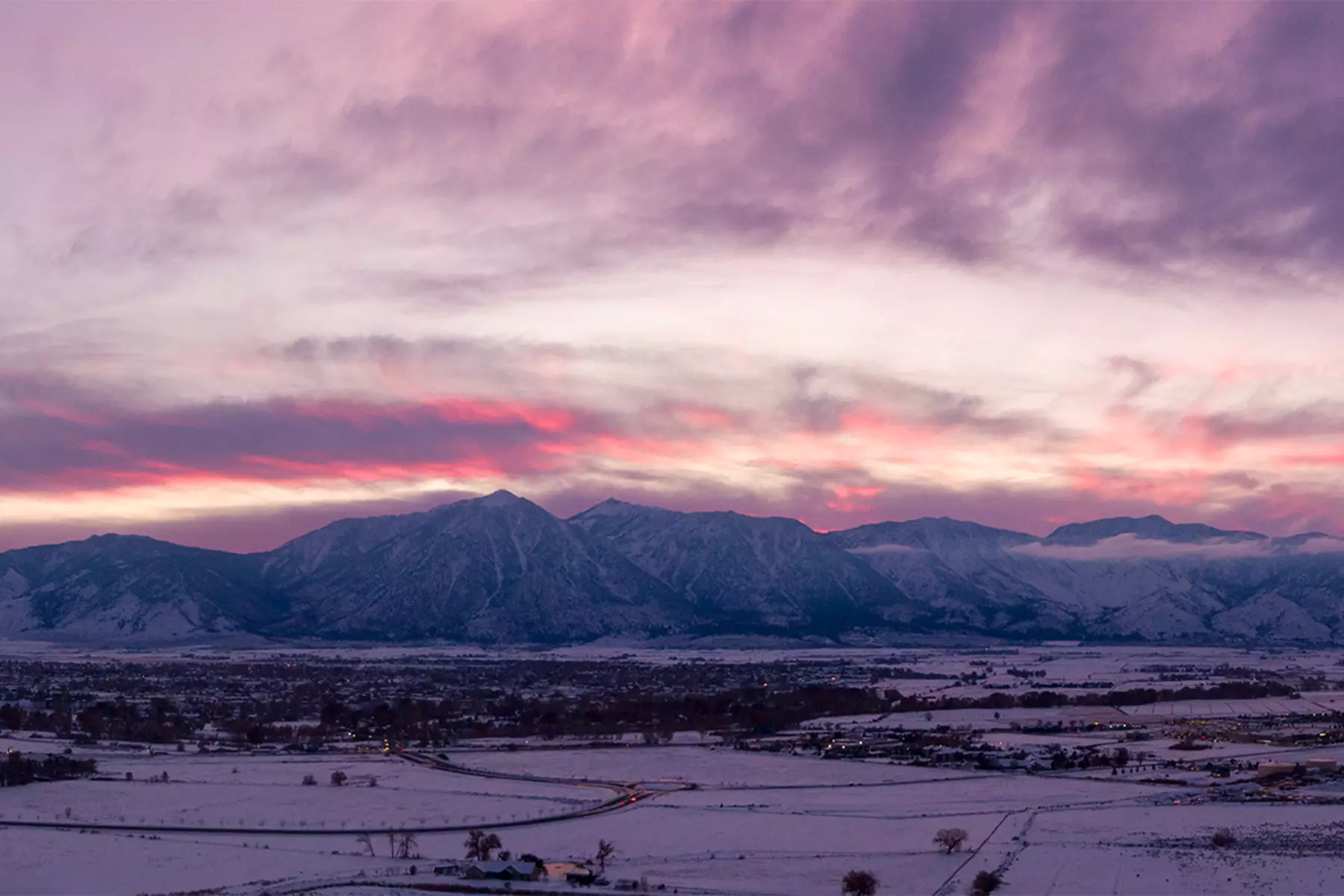 Letecký pohled na Carson Valley v zimě za soumraku