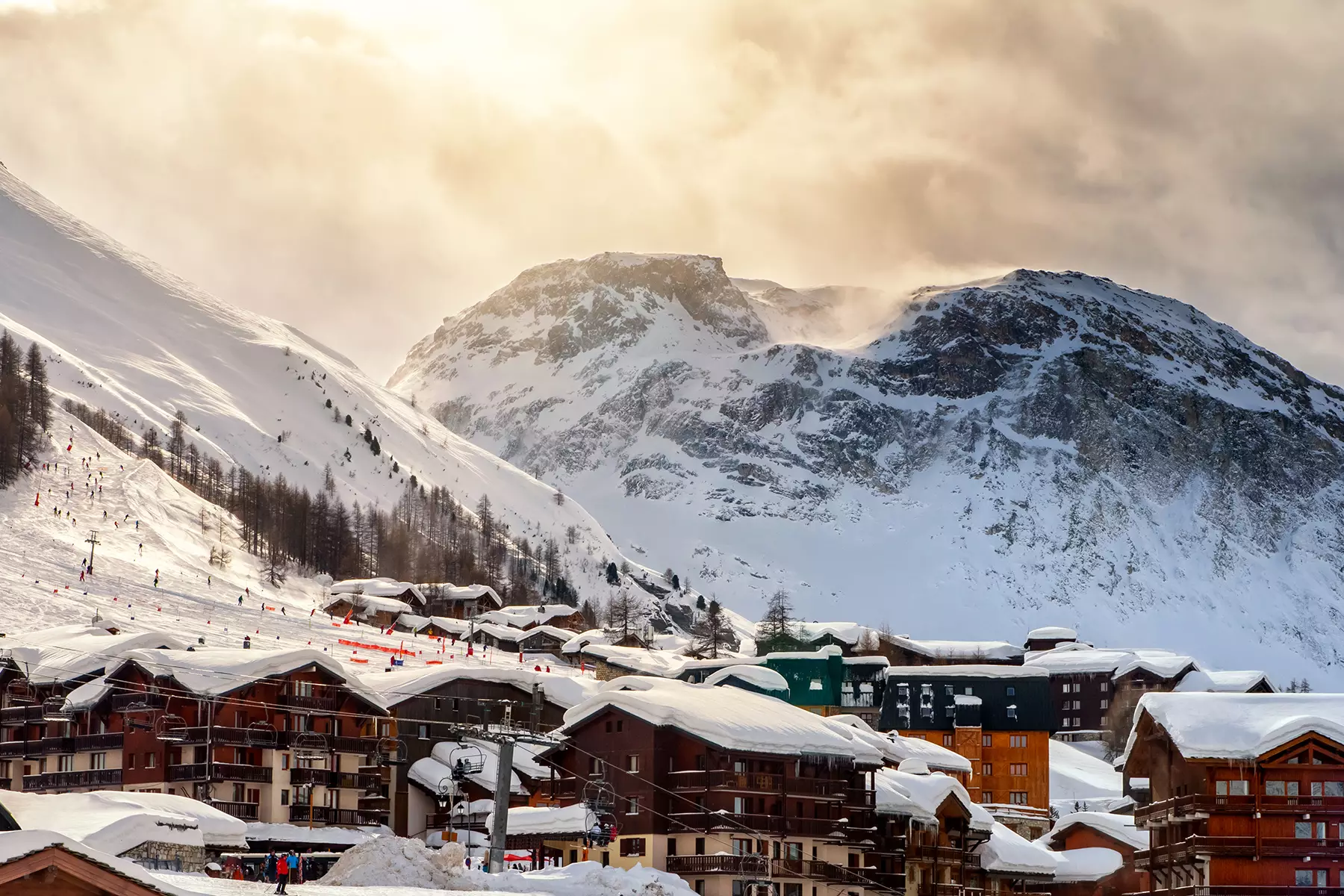 Esquiando na estación turística francesa de esquí de Val d'Isere nas montañas dos Alpes europeos no inverno