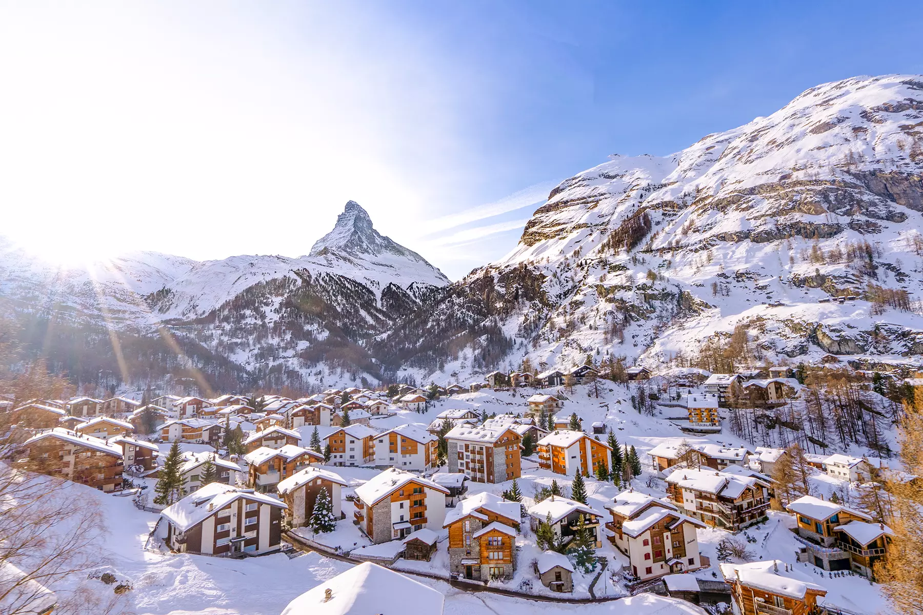 Vista panorámica de montañas nevadas contra el cielo, Zermatt, Suiza