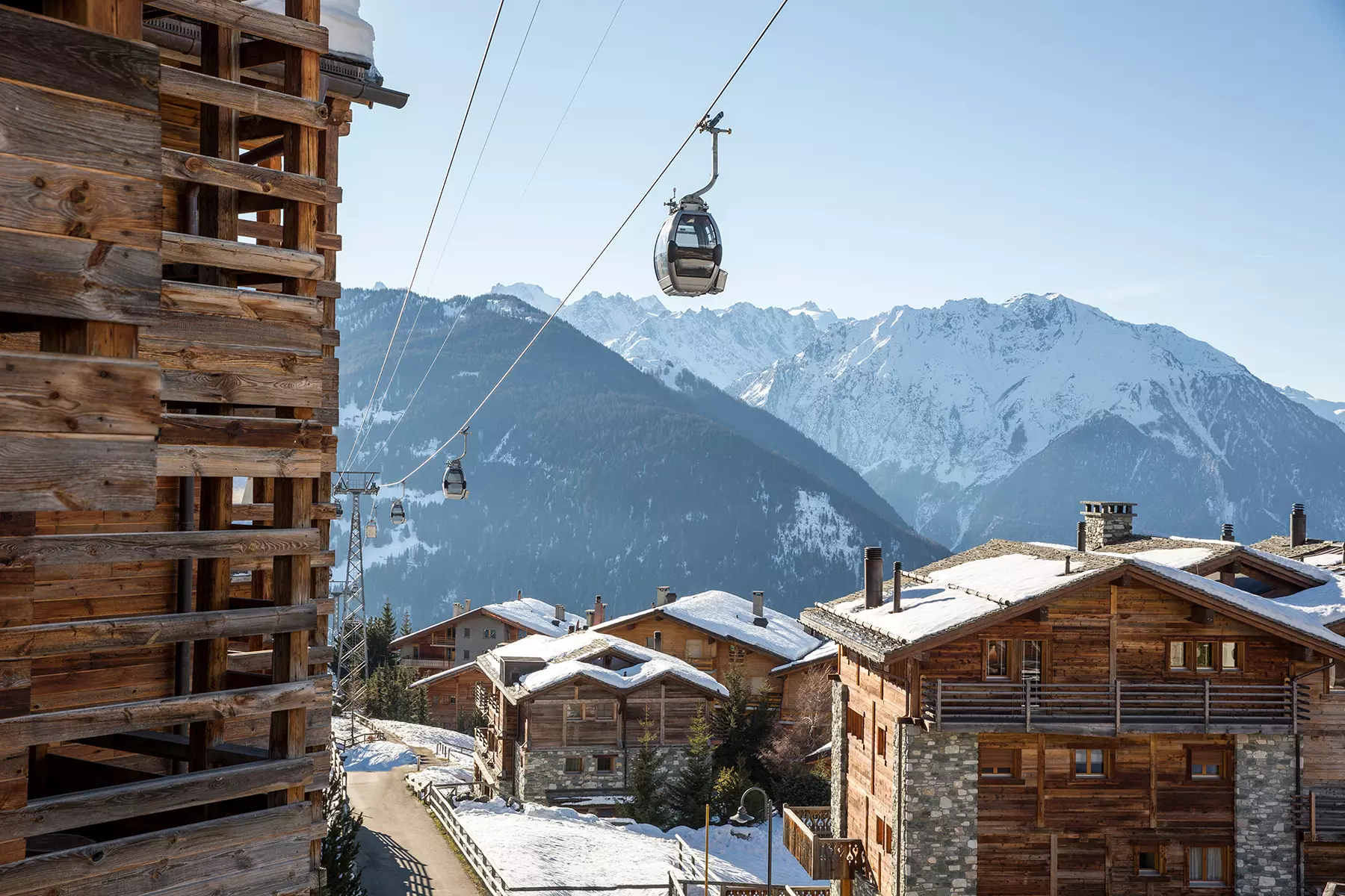 Remontes na aldea alpina de Verbier durante a tempada de inverno