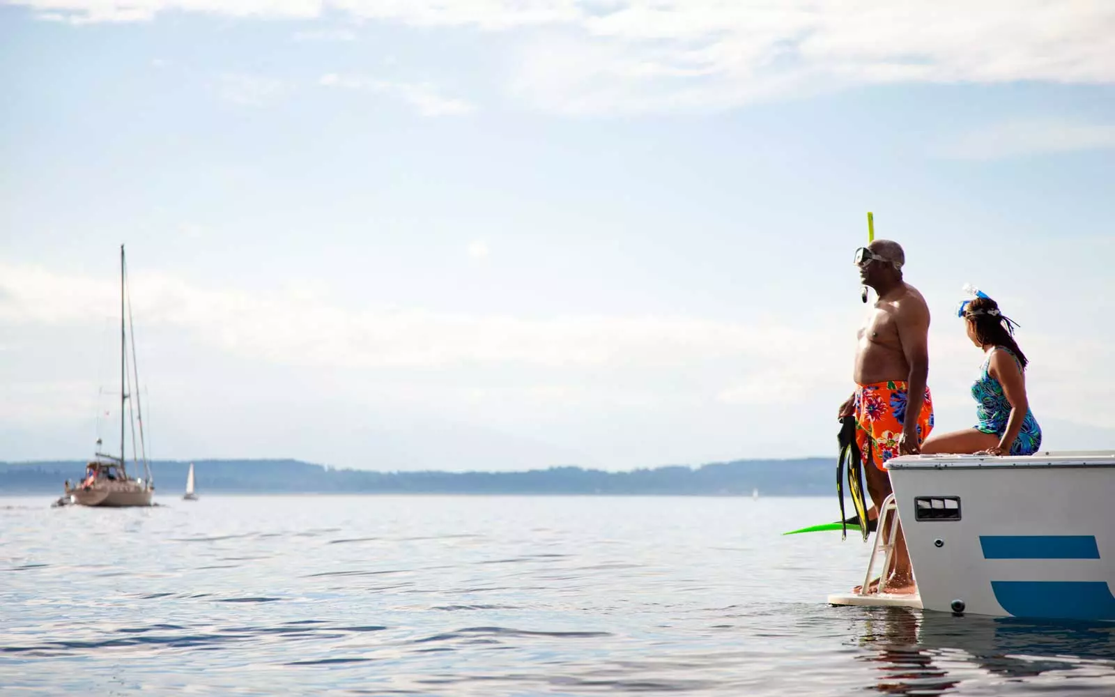 Tọkọtaya ni snorkeling jia lori ọkọ