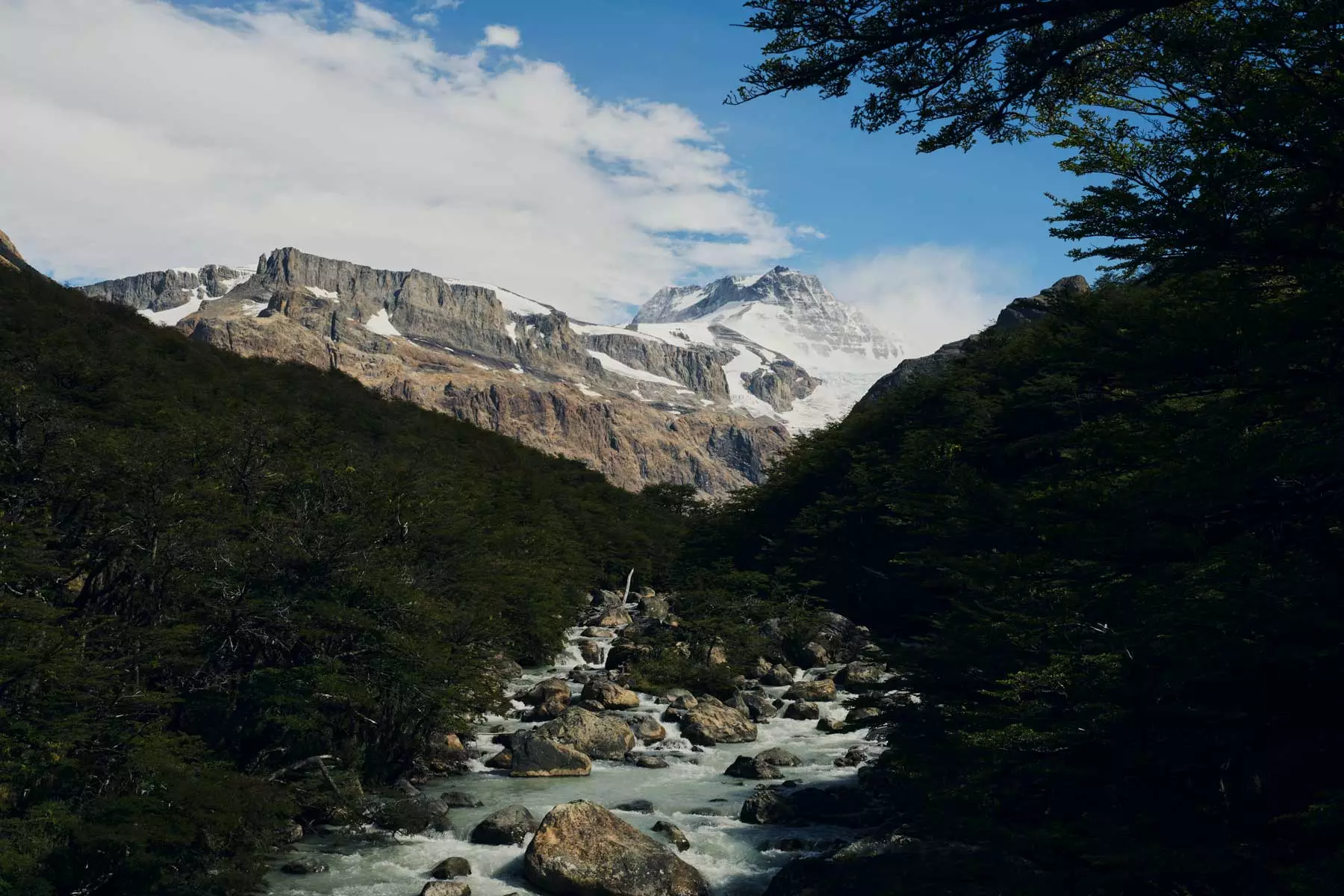 Les aigües glacials corren per una vall prop del refugi Explora El Chalten a l'Argentina