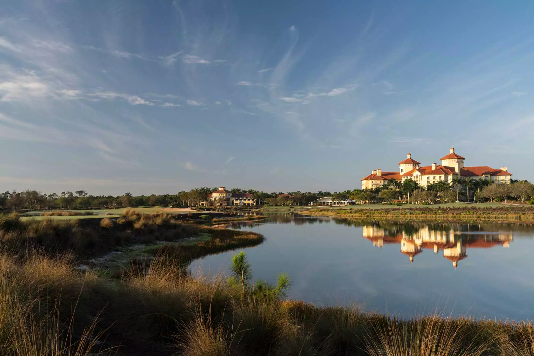 Eksteryè View soti nan kou gòlf nan Ritz-Carlton Golf Resort nan Naples, Florid