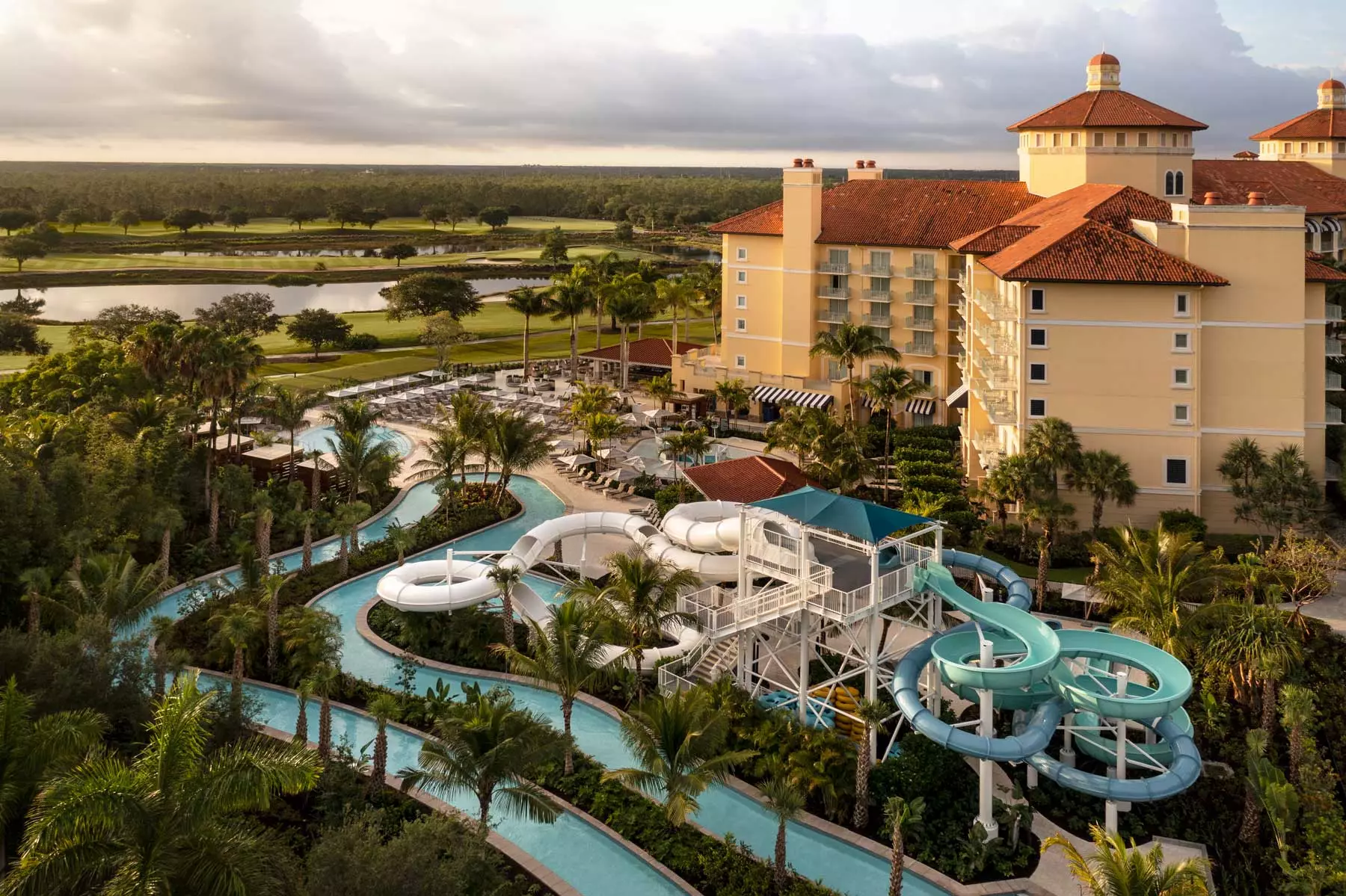 Amharc ón aer ar The Ritz-Carlton Golf Resort i Napoli, Florida ag taispeáint cúrsa óir agus páirc uisce