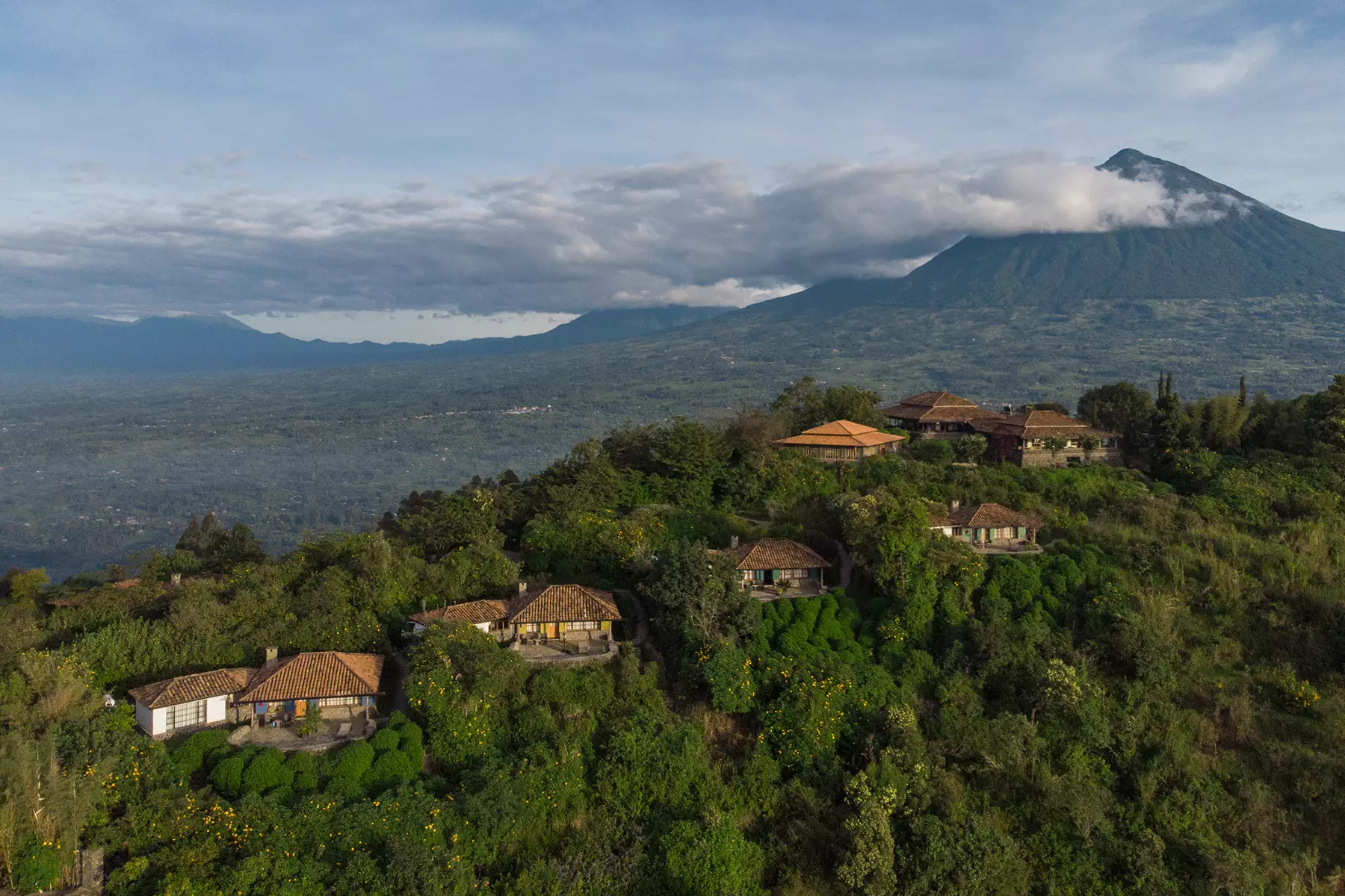 Radharc ón aer ar Virunga Lodge sna sléibhte