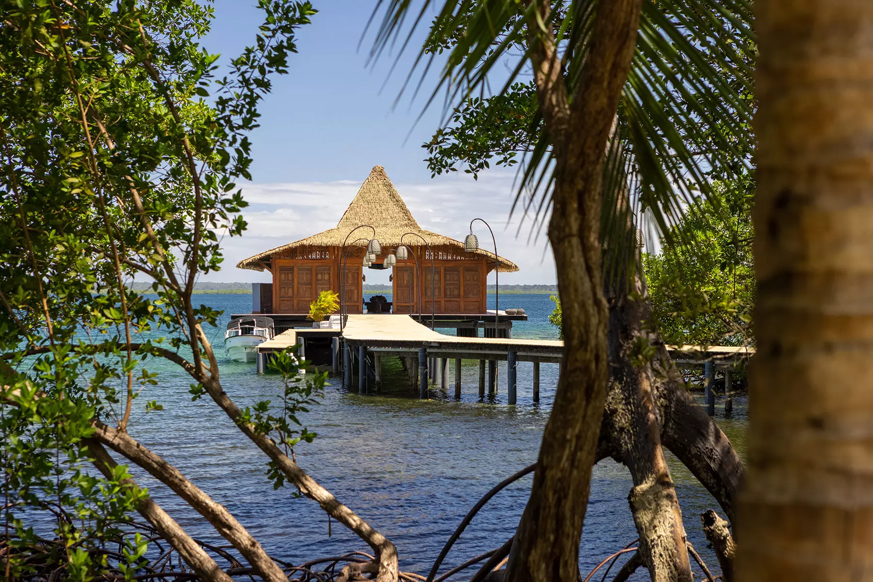 Un bungalou deasupra apei la Bocas Bali