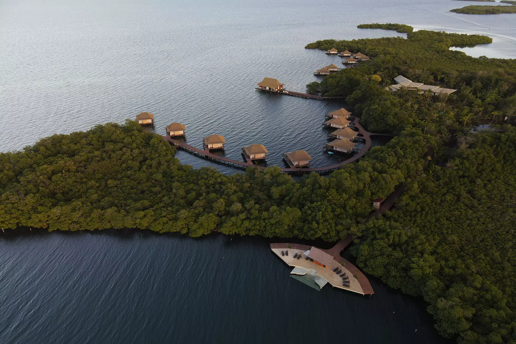 Amharc ón aer ar an trá ón aer agus ionad saoire ag Bocas Bali