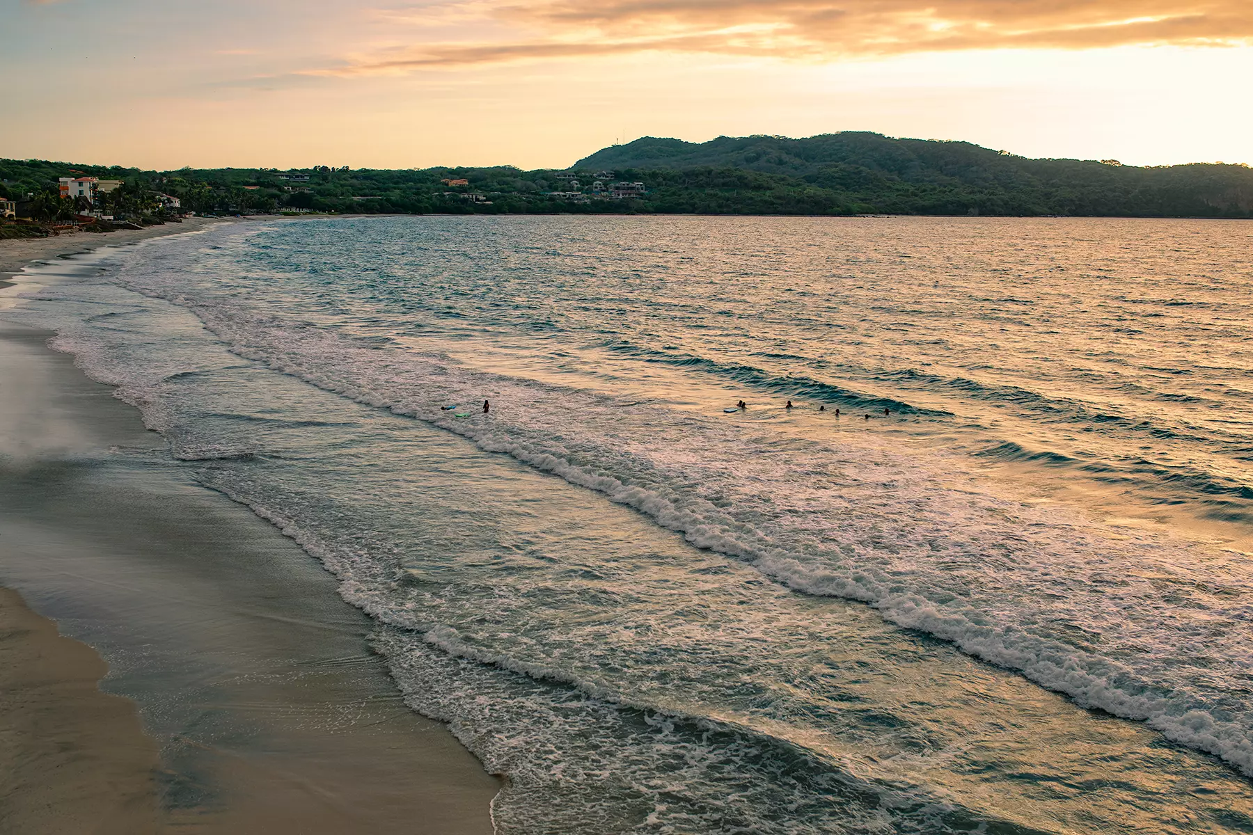 Toto je pohled na krajinu při západu slunce na pláž v Sayulita, oblast Nayarit Riviera v Mexiku,