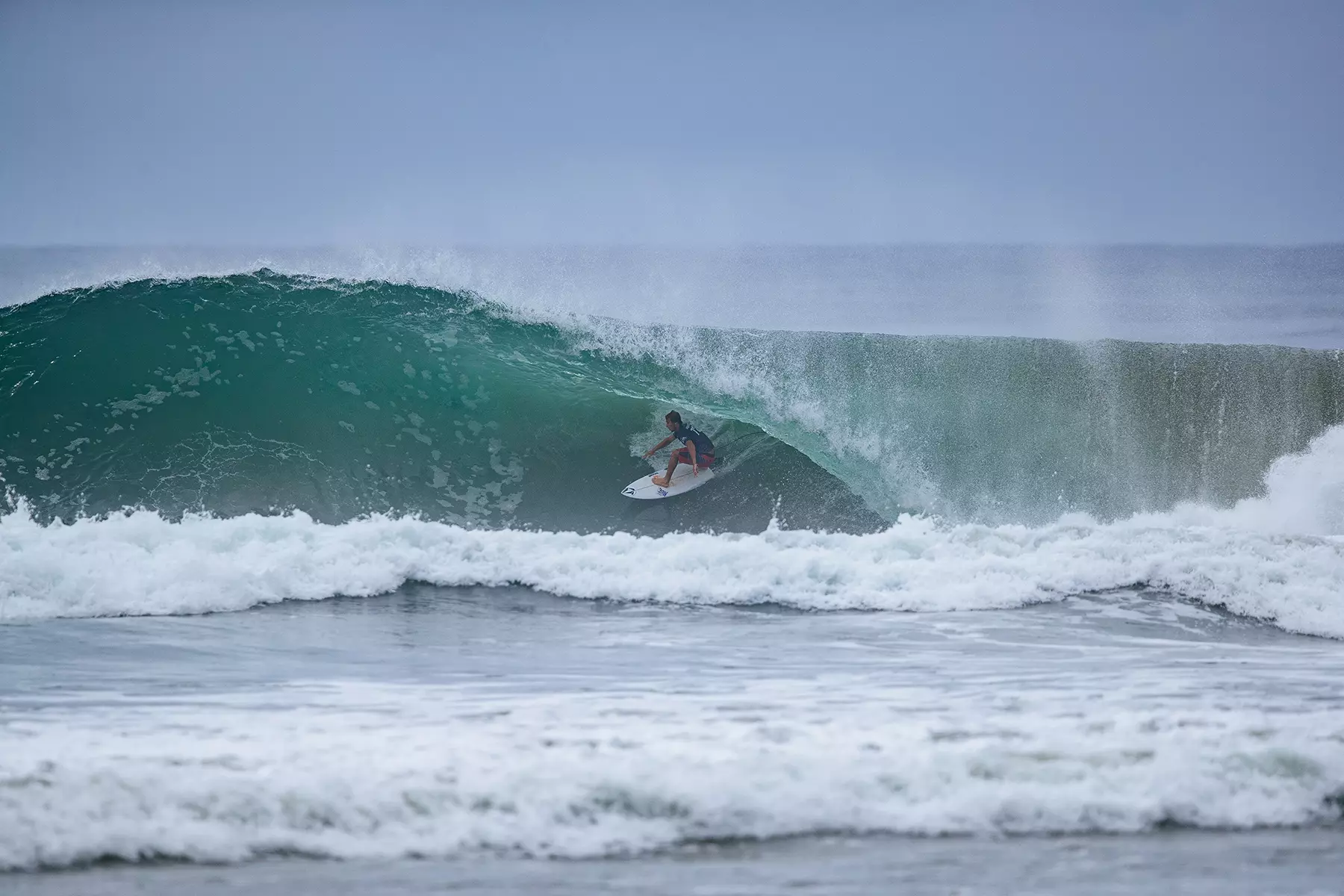 Surfování v Barra de la Cruz, Oaxaca, Mexiko