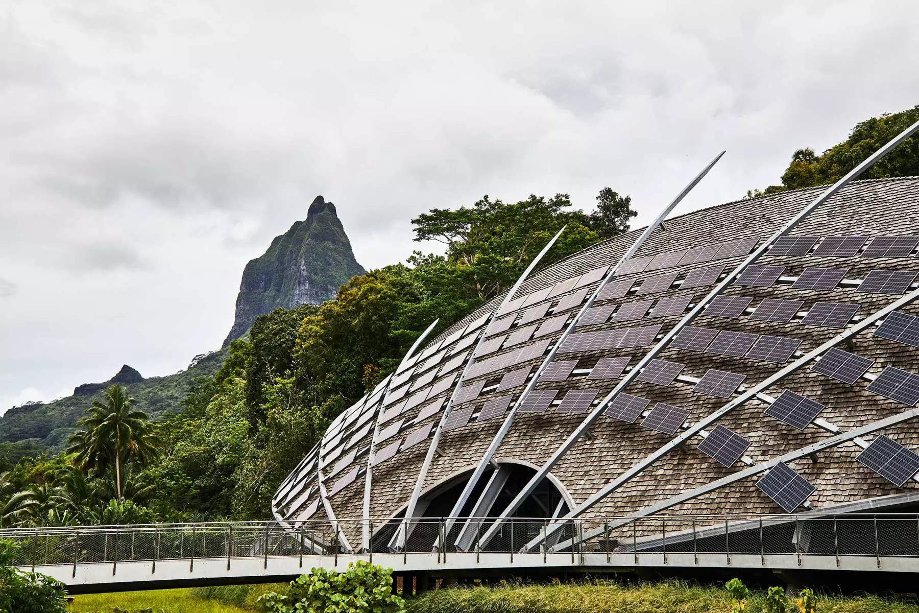 A Moorea-i Fare Natura ökomúzeum napelemes külseje