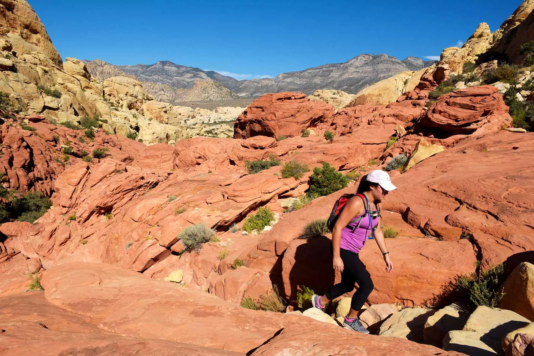 Turistka sa vydáva po chodníku Calico Tanks v Národnej chránenej oblasti Red Rock Canyon