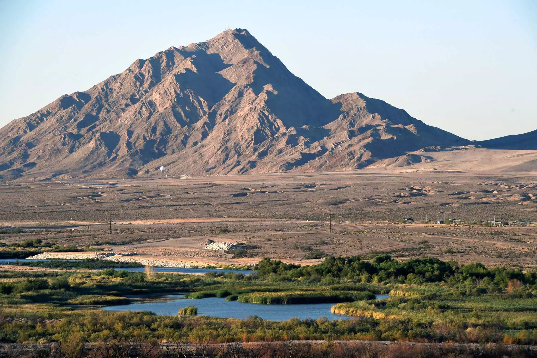 Clark County Wetlands Park este prezentat în fața muntelui Frenchman pe 8 septembrie 2018, în Las Vegas, Nevada.