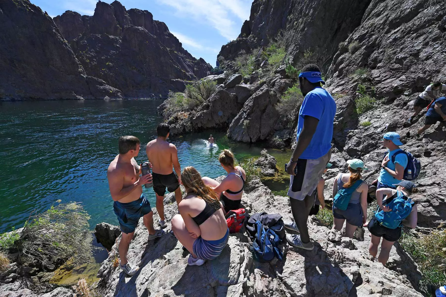 Turista skočí do rieky Colorado na konci cesty Gold Strike Hot Springs v sobotu 5. apríla 2019